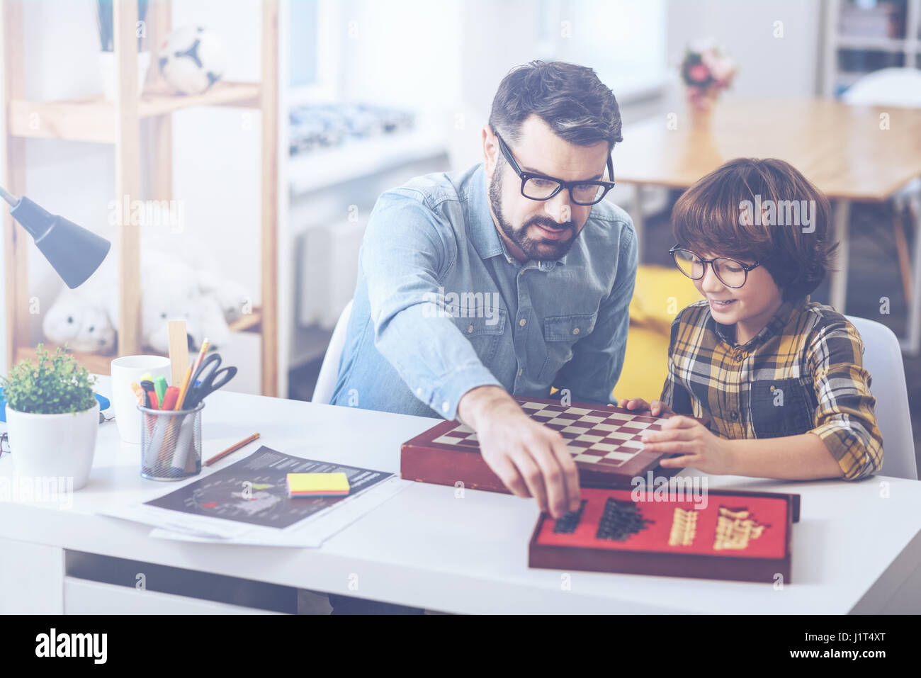 Father and his little boy playing chess Stock Photo - Alamy