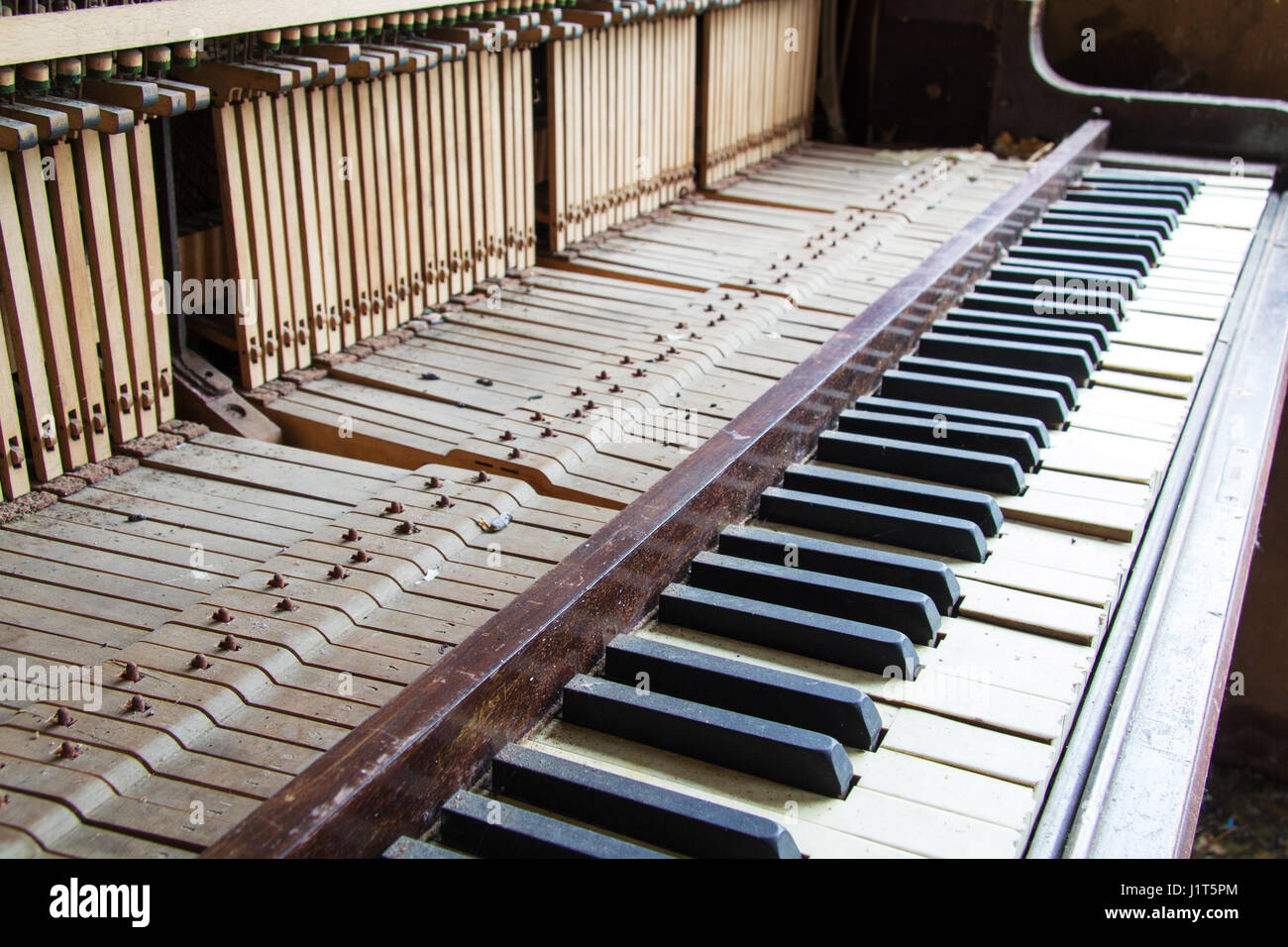 Keys from an old broken and damaged piano Stock Photo - Alamy
