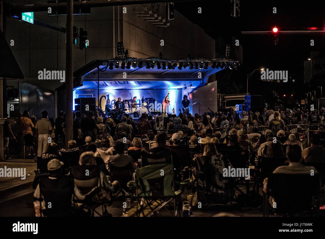 Hundreds of people hi-res stock photography and images - Alamy