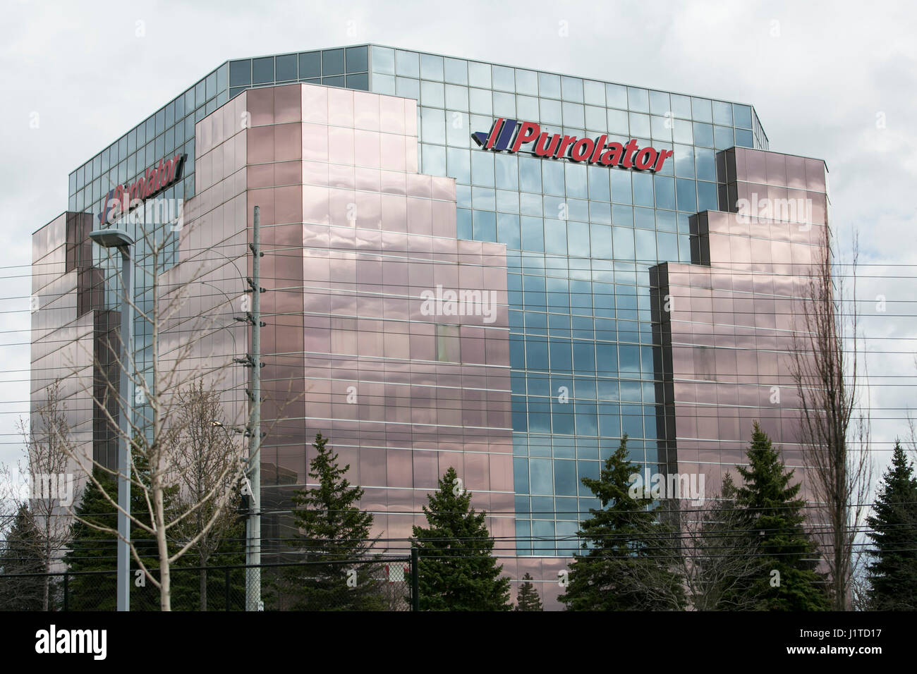 Purolator logo hi-res stock photography and images - Alamy