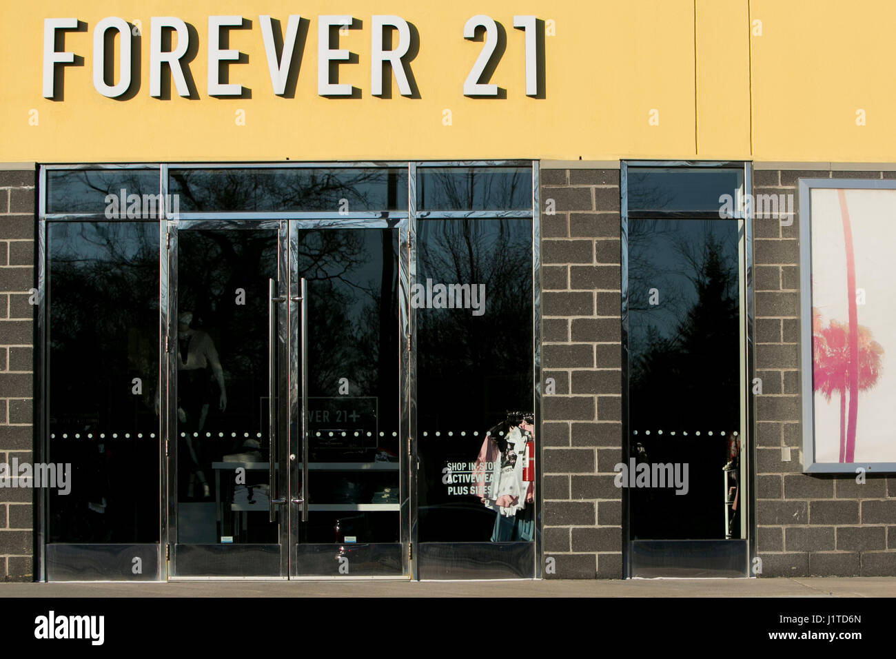 Forever 21 sign hi-res stock photography and images - Alamy