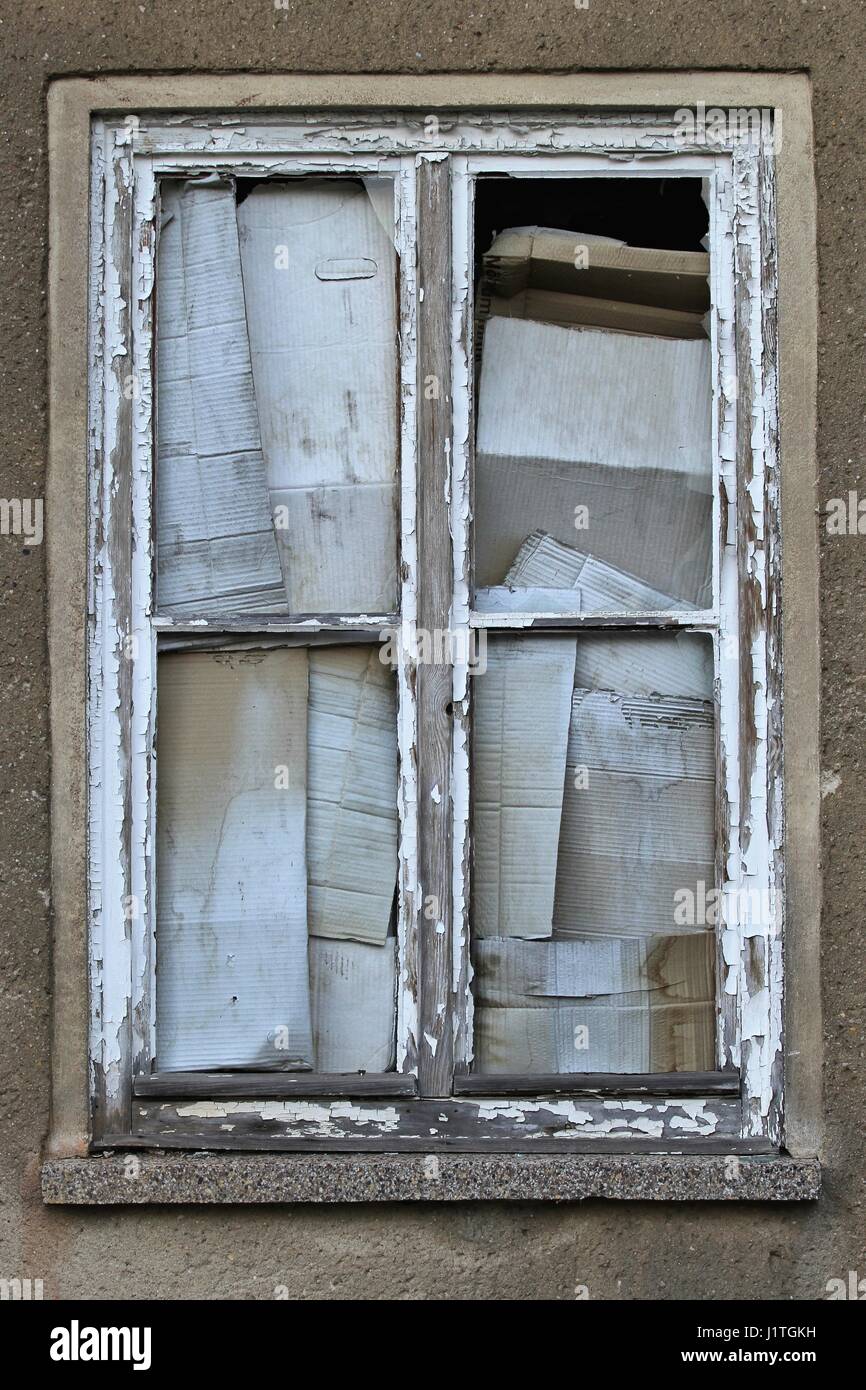 Smashed window house hi-res stock photography and images - Alamy