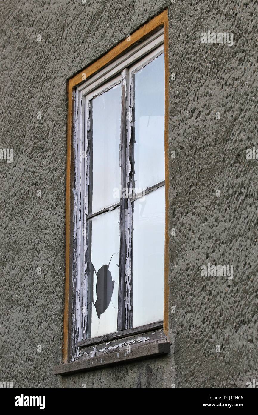 Smashed window house hi-res stock photography and images - Alamy