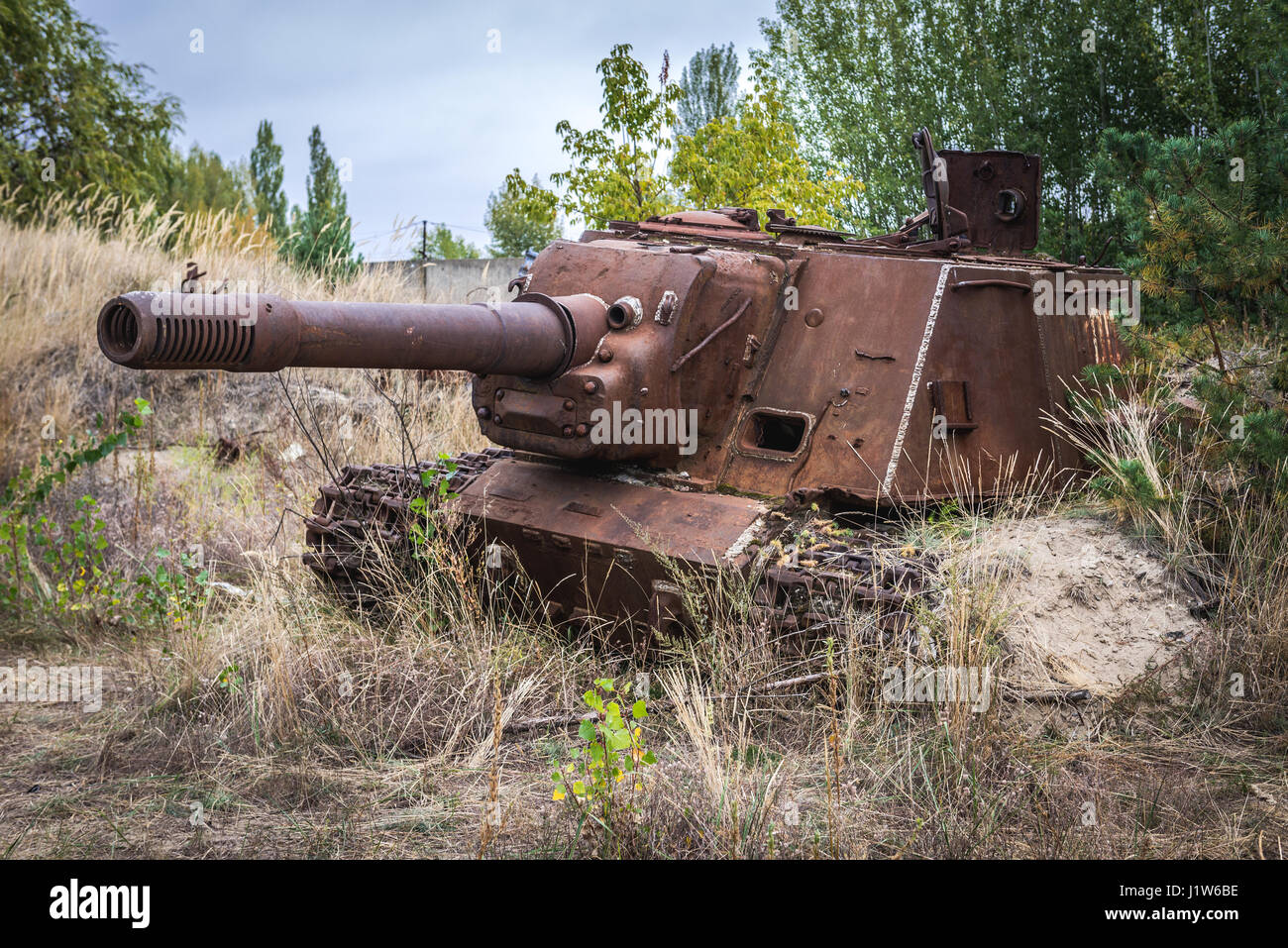 Abandoned ISU-152 Soviet self-propelled gun near Chernobyl Nuclear ...