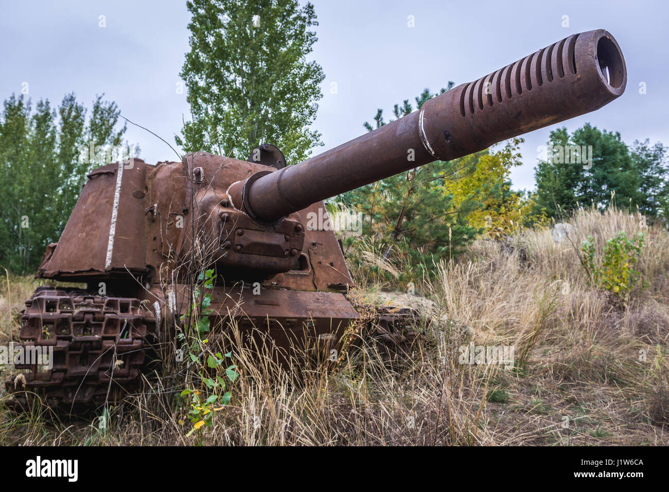 Abandoned ISU-152 Soviet self-propelled gun near Chernobyl Nuclear ...