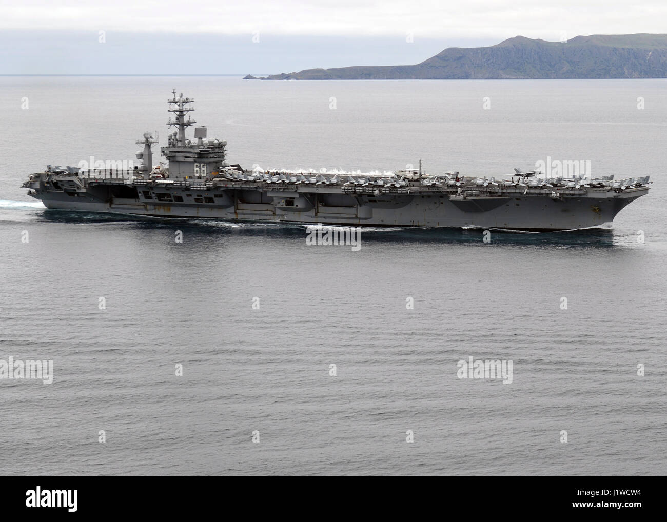 The USN Nimitz-class nuclear aircraft carrier USS Nimitz steams ...