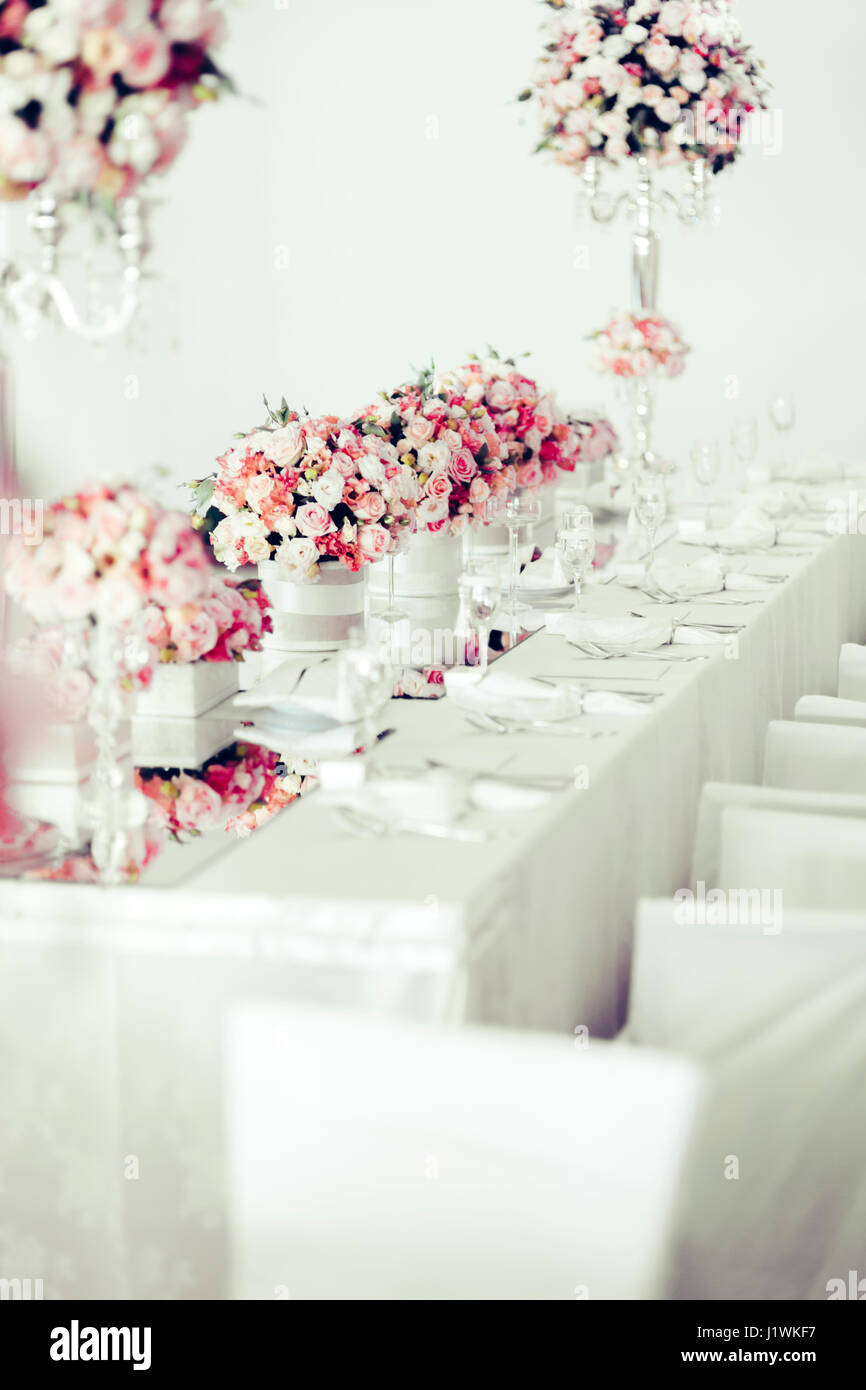 Beautiful wedding table arrangement with decorative elements and roses ...
