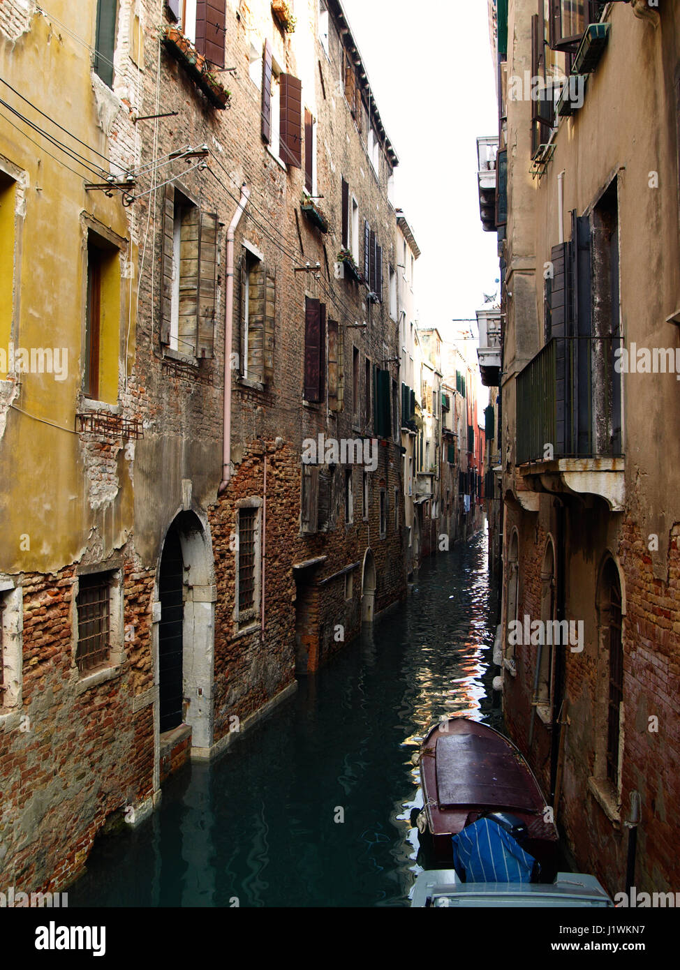 Narrow passage in Venice Italy Stock Photo - Alamy