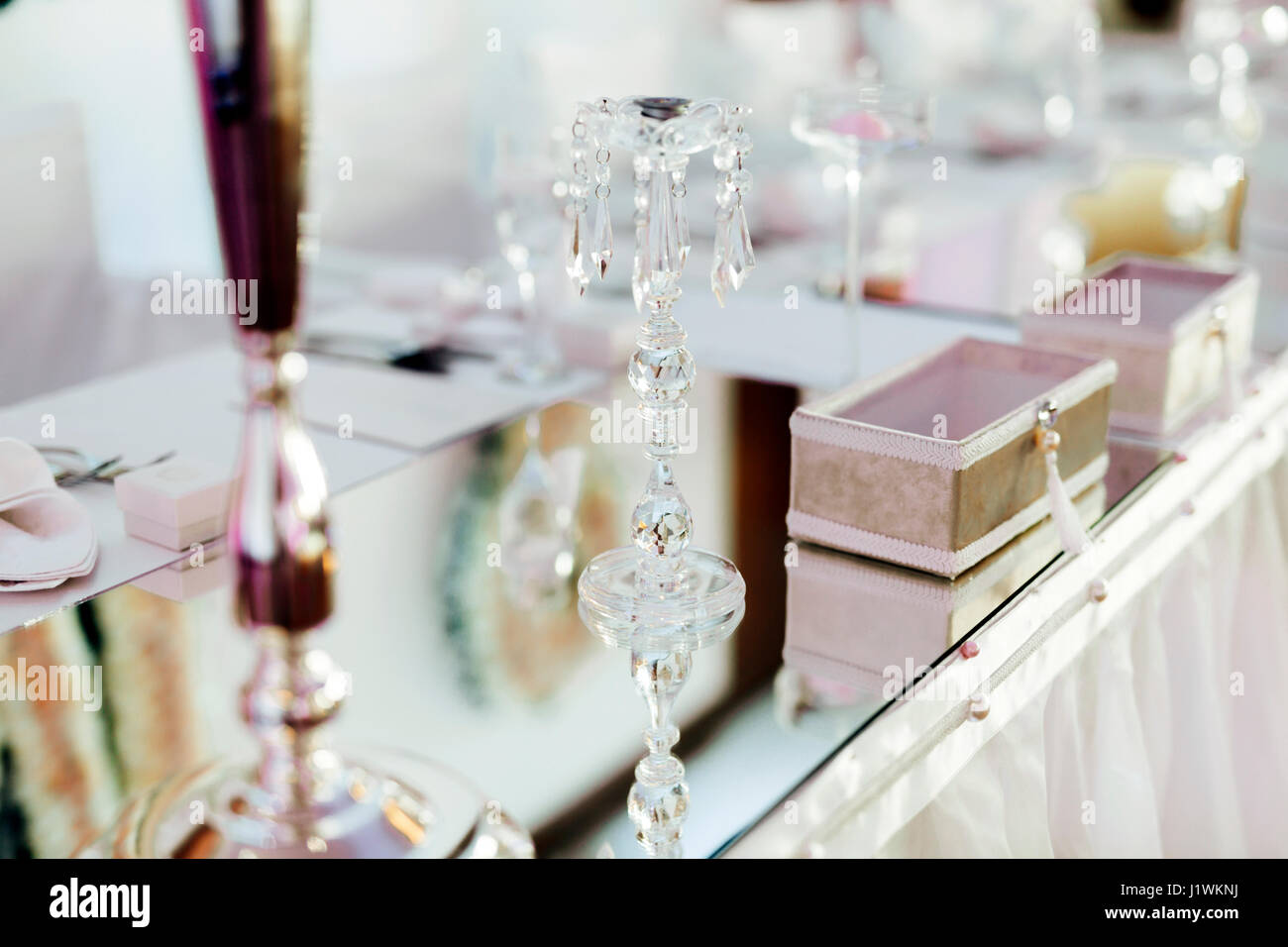 Crystal vase table hi-res stock photography and images - Alamy