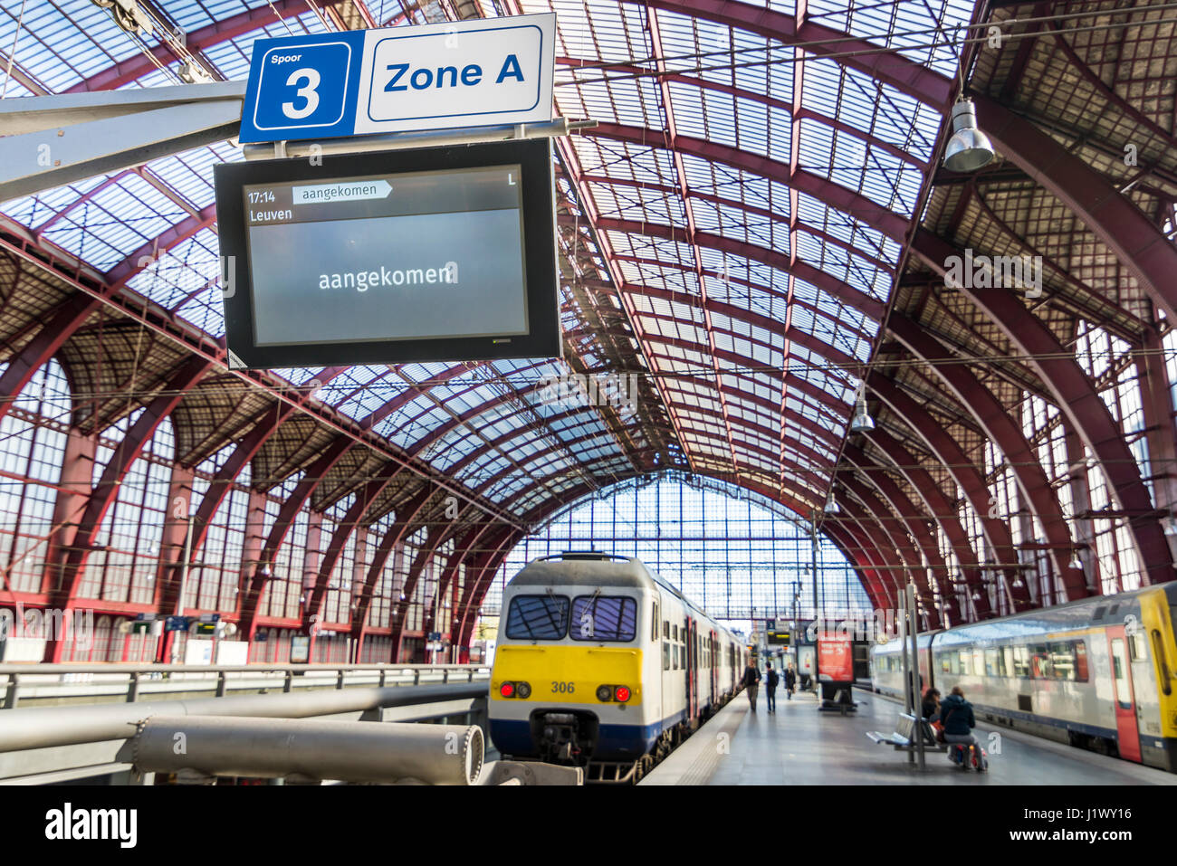 Spoor 3 with train in Antwerp Centraal-Station Stock Photo - Alamy
