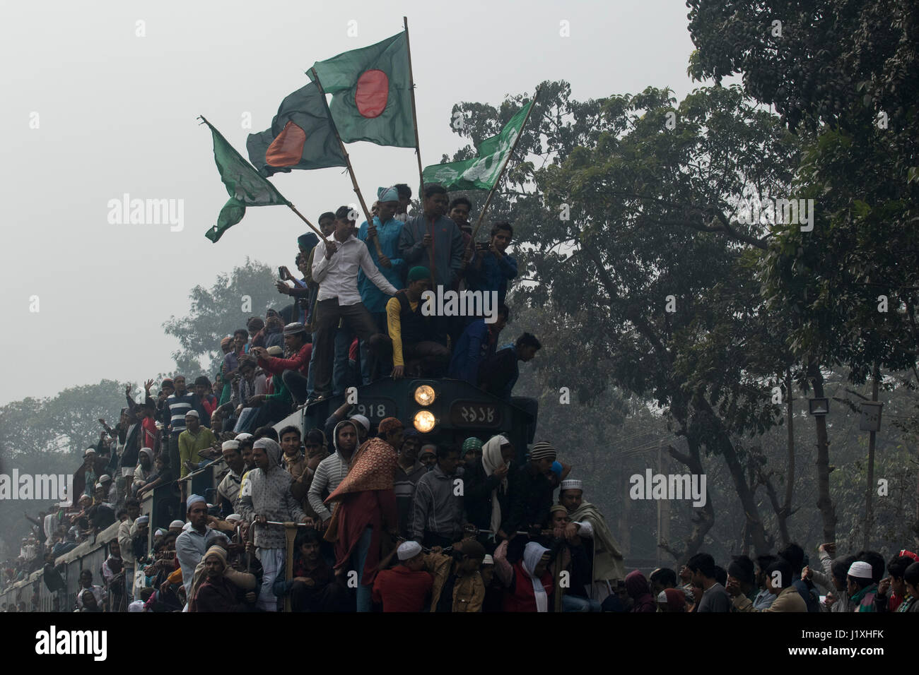 Muslim devotees return home perilously after the end of first phase of ...