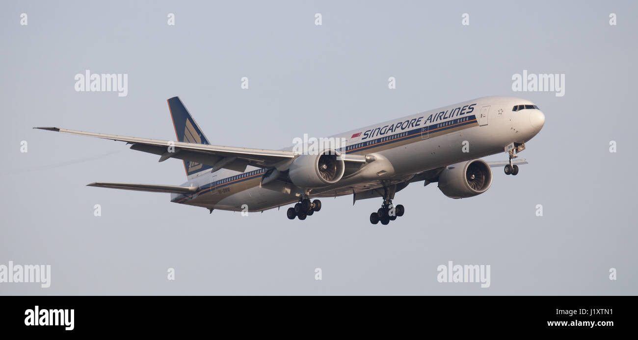 Singapore Airlines Boeing 777 9V-SWM on final approach to London ...