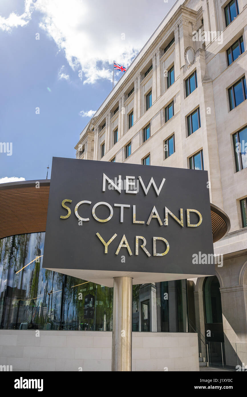 New Scotland Yard on Londons Embankment in London Stock Photo - Alamy