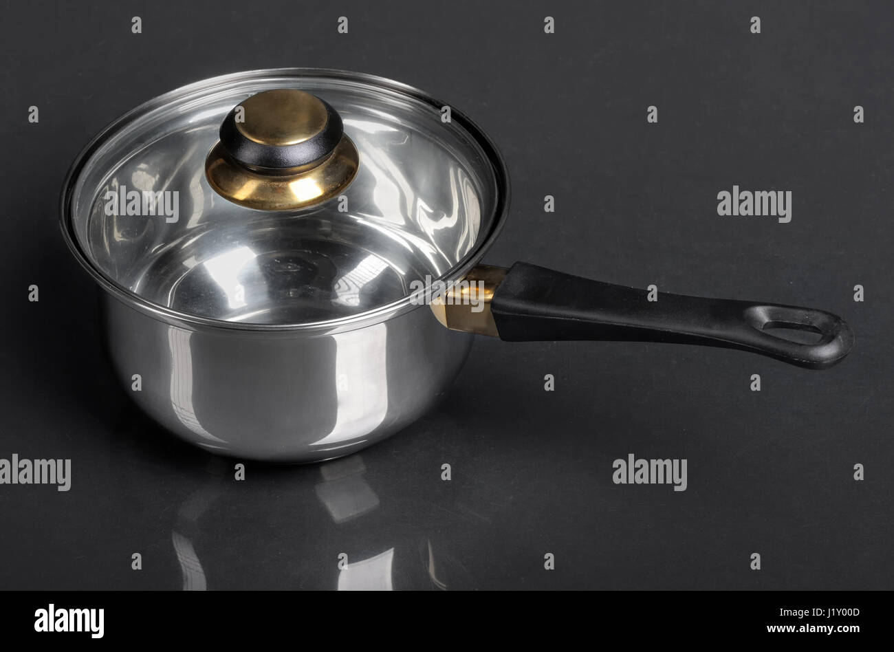 Silver skillet hi-res stock photography and images - Alamy