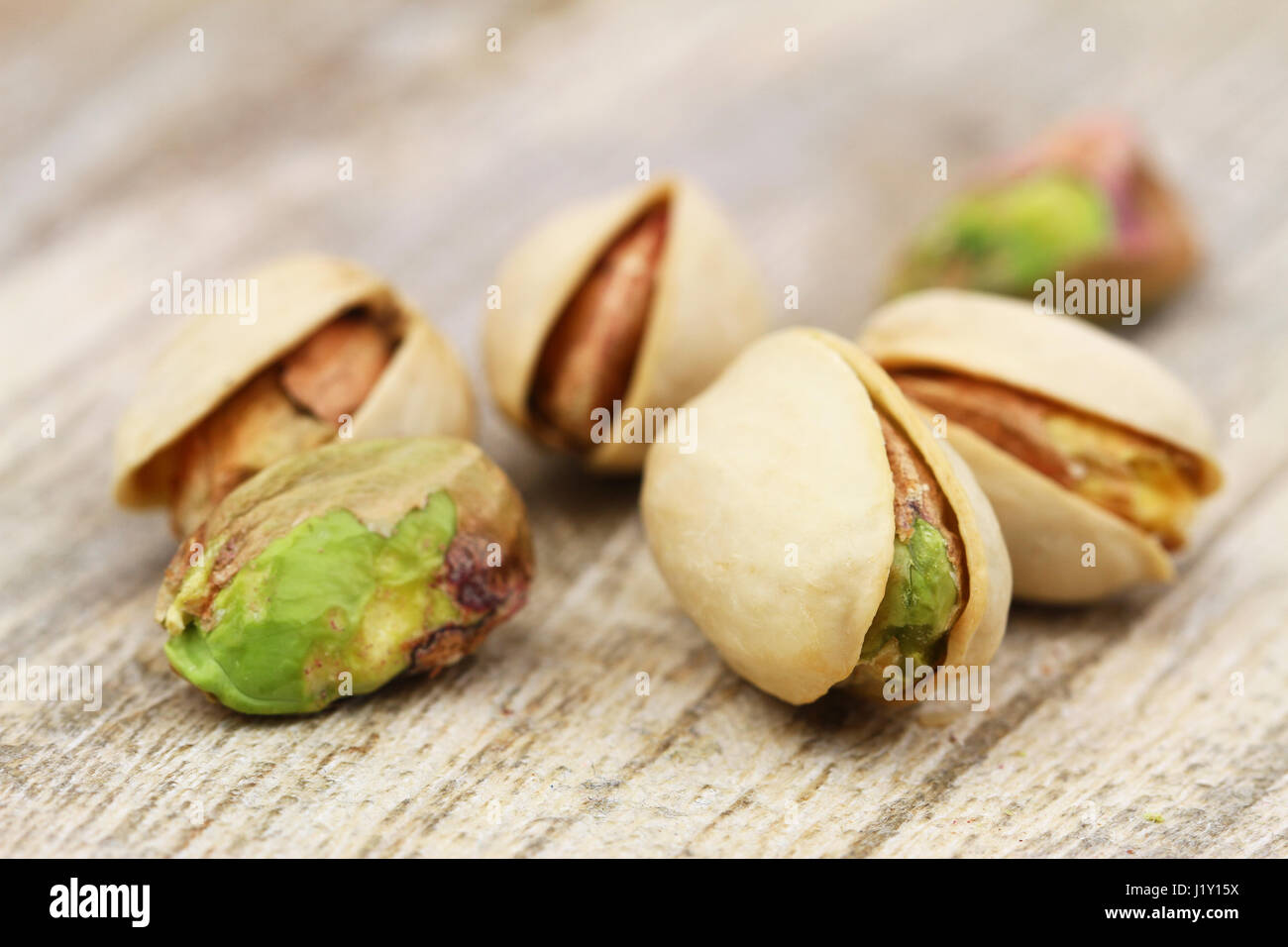 Closeup of few pistachio nuts with and without shell Stock Photo - Alamy