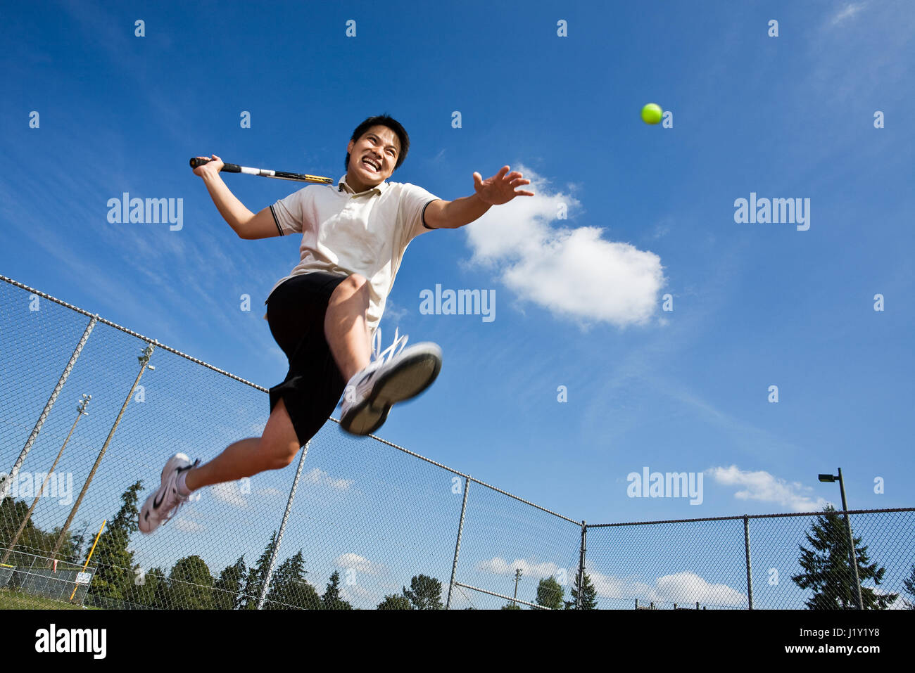 Tennis player jumping hi-res stock photography and images - Alamy