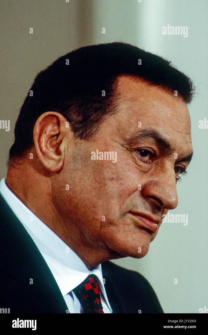 Egyptian President Hosni Mubarak delivers his remarks to reporters in ...