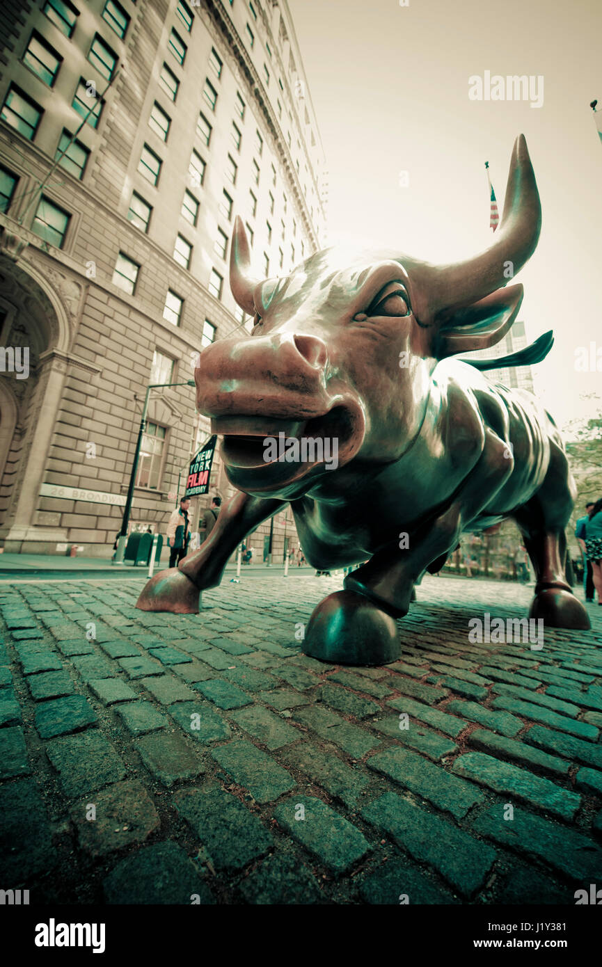 Charging Bull statue, aka Wall Street Bull, New York Stock Photo - Alamy