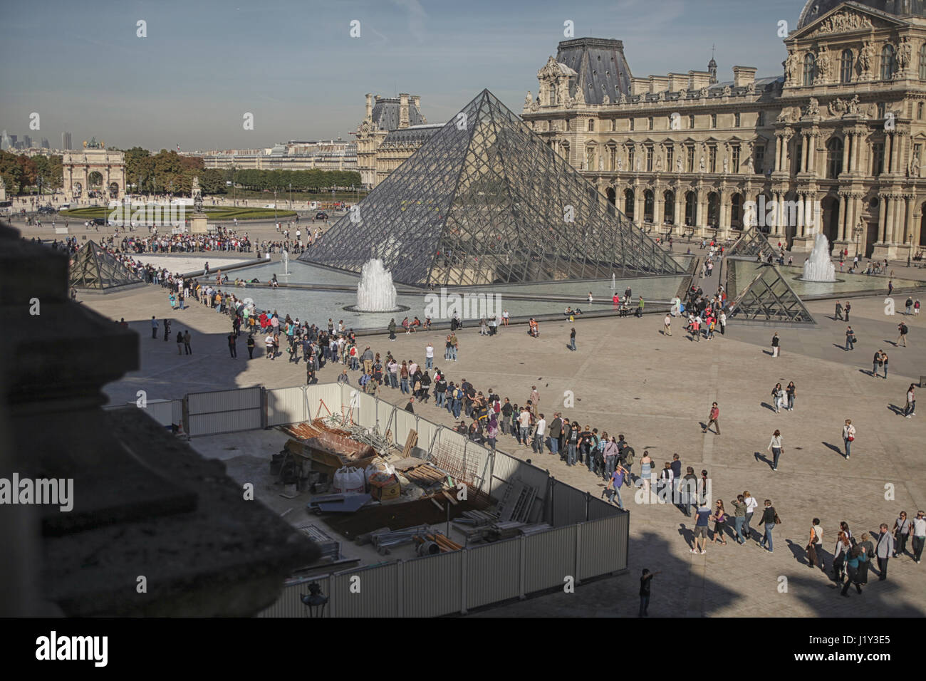 Louvre museum main entrance paris hi-res stock photography and images ...