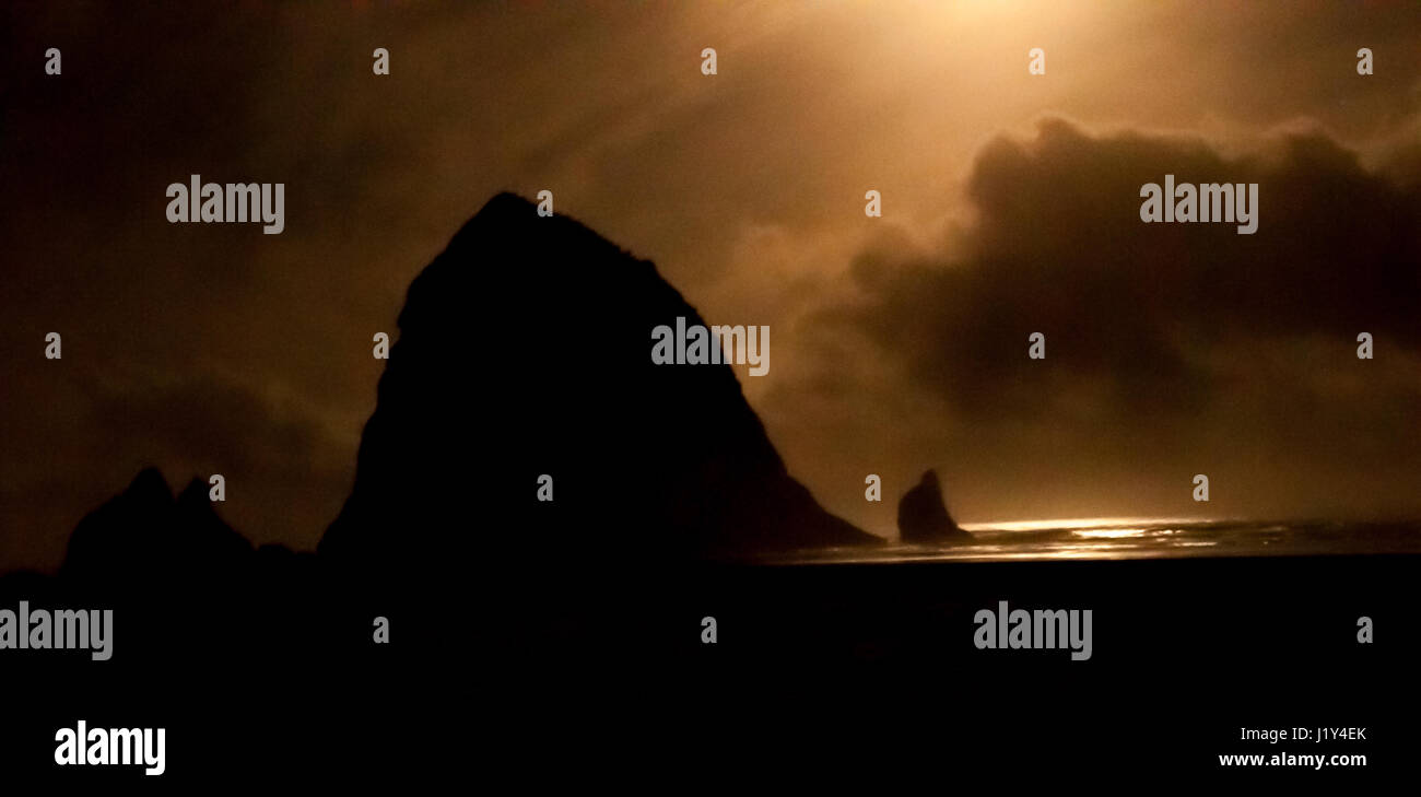 Haystack Rock, Cannon Beach, Oregon, USA Stock Photo - Alamy