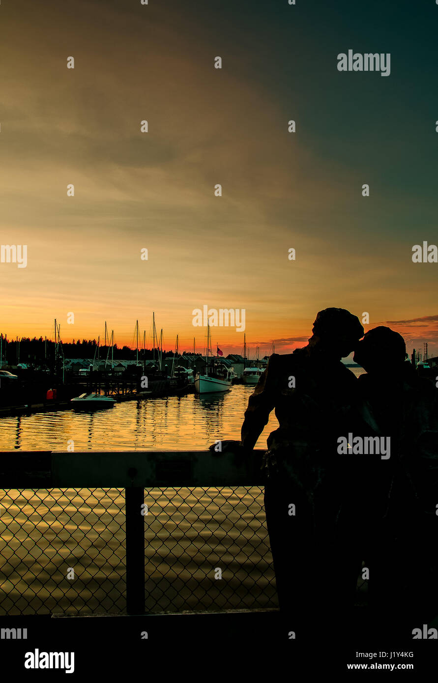 Couple boardwalk silhouette sunset hi-res stock photography and images ...