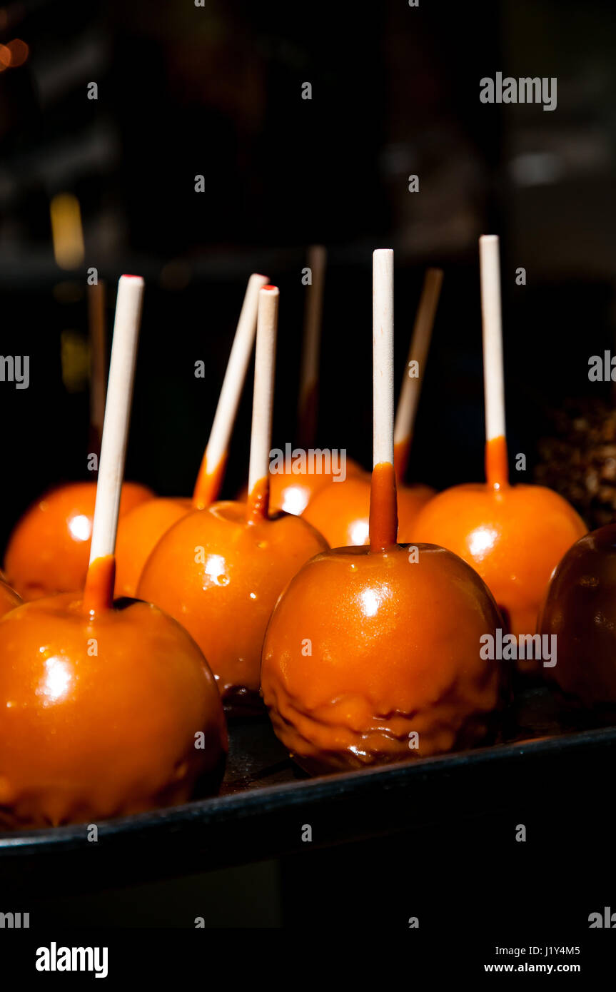 Toffee apples hi-res stock photography and images - Alamy