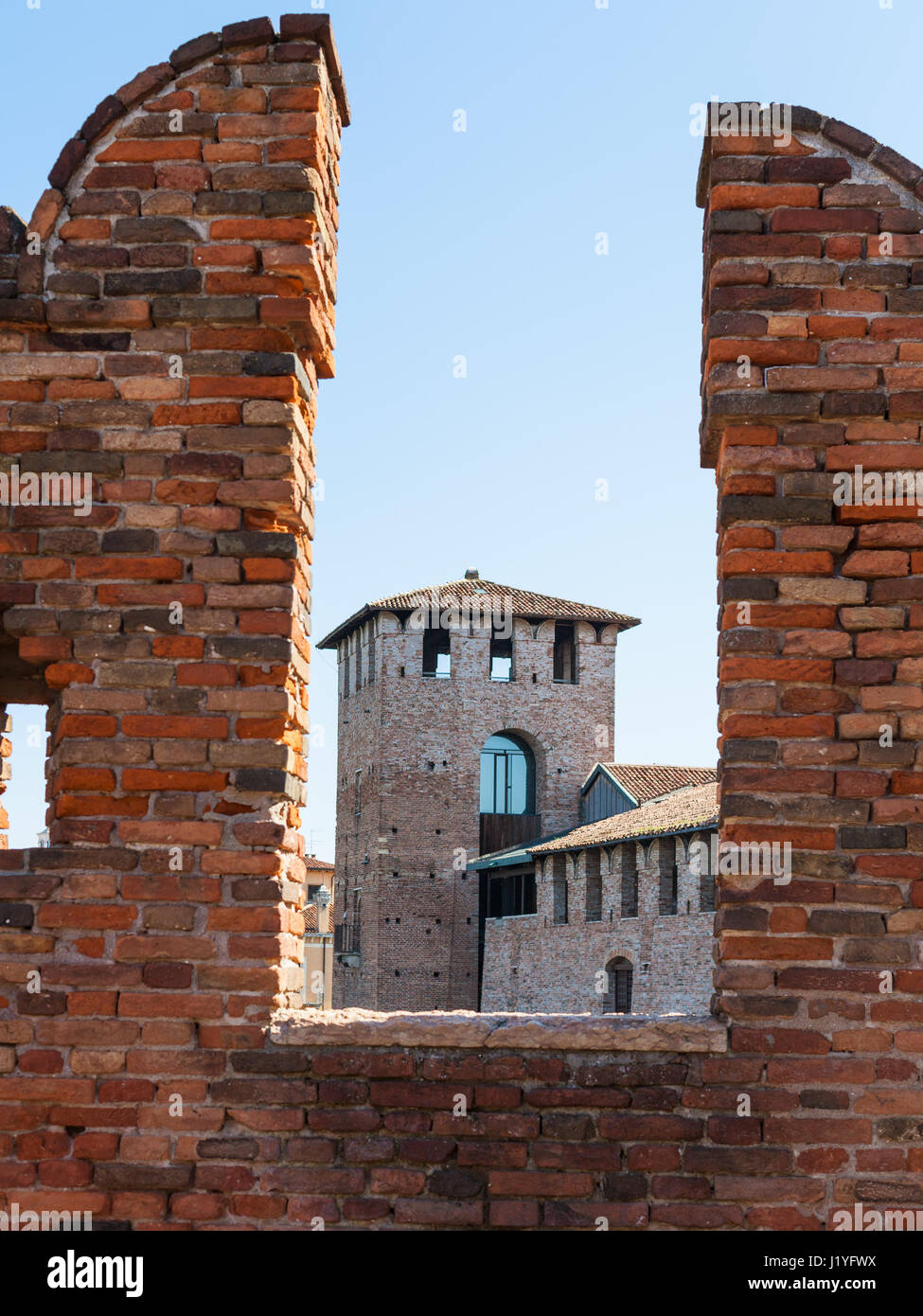 travel to Italy - m-shaped merlons of Castelvecchio (Scaliger) Bridge ...