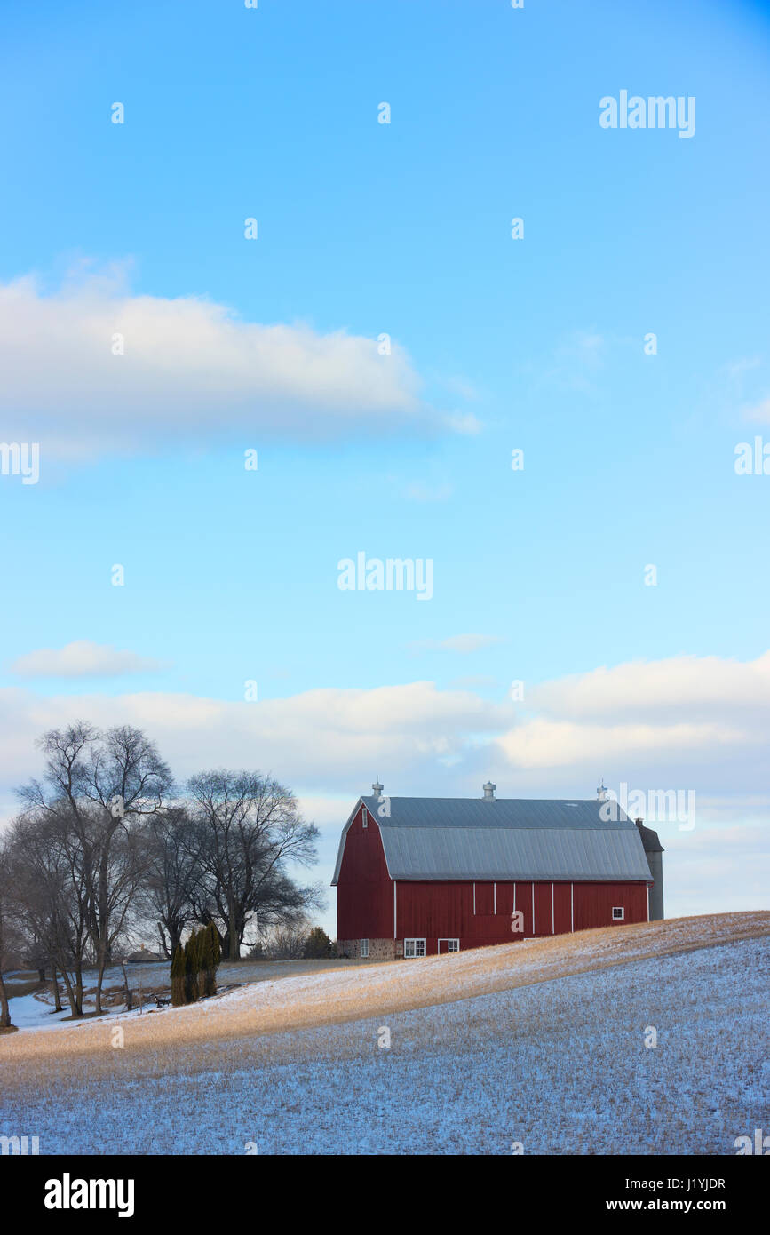 Red barn in snow hi-res stock photography and images - Alamy