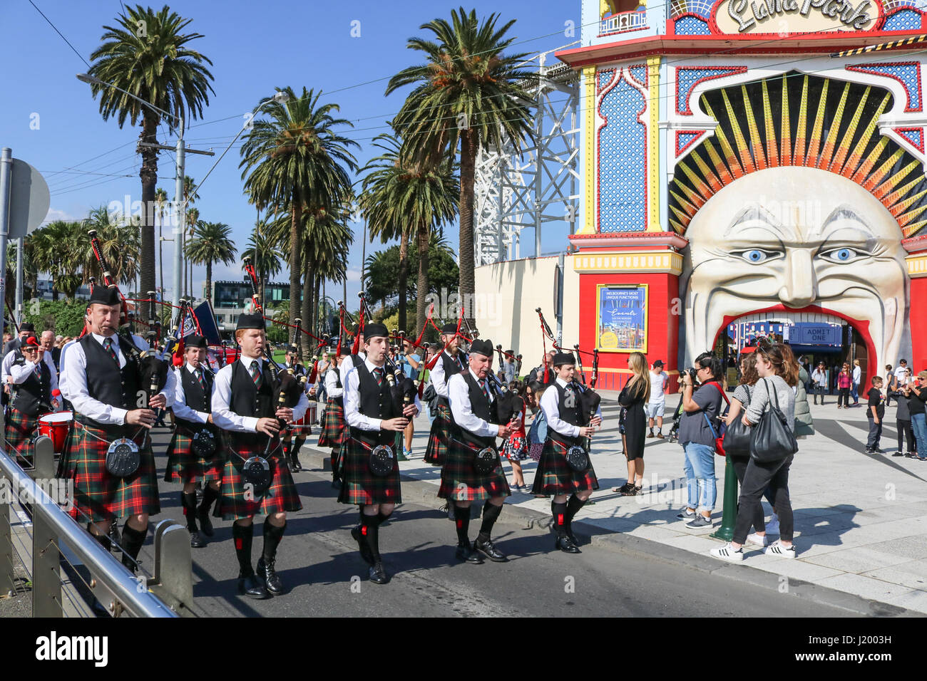 Marching in anzac day hi-res stock photography and images - Alamy
