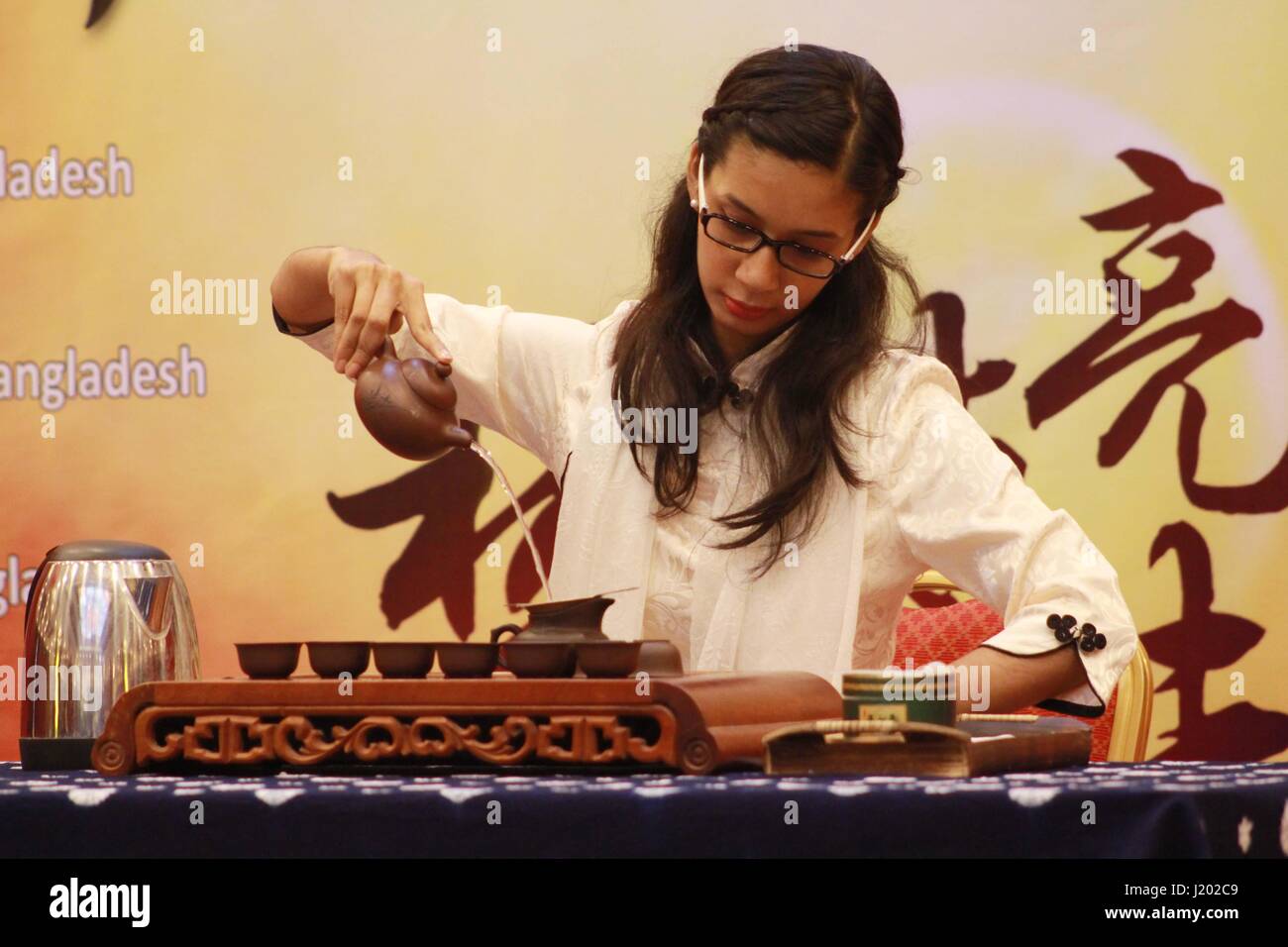 Dhaka, Bangladesh. 23rd Apr, 2017. A contestant shows her Chinese ...