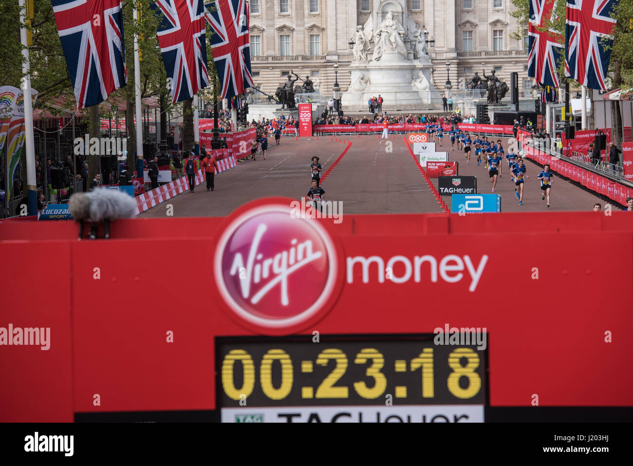 London marathon finish hi-res stock photography and images - Alamy