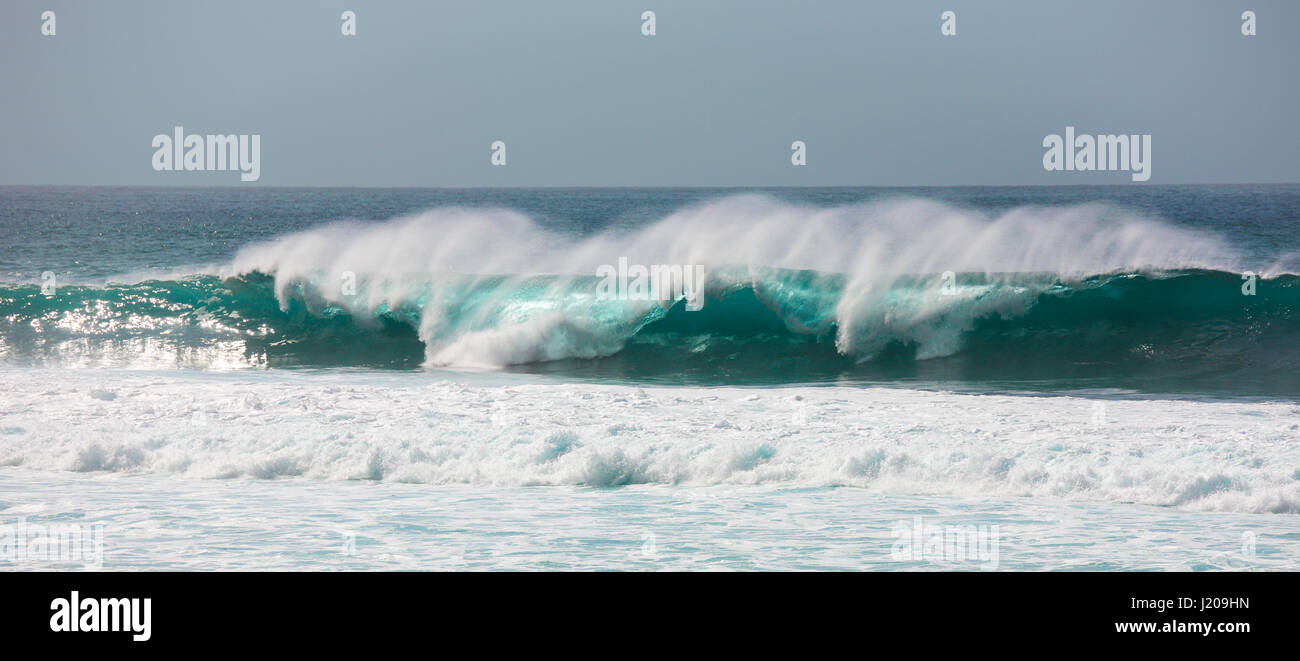 Dangerous breaking waves, Banzai Pipeline, Oahu, Hawaii Stock Photo - Alamy