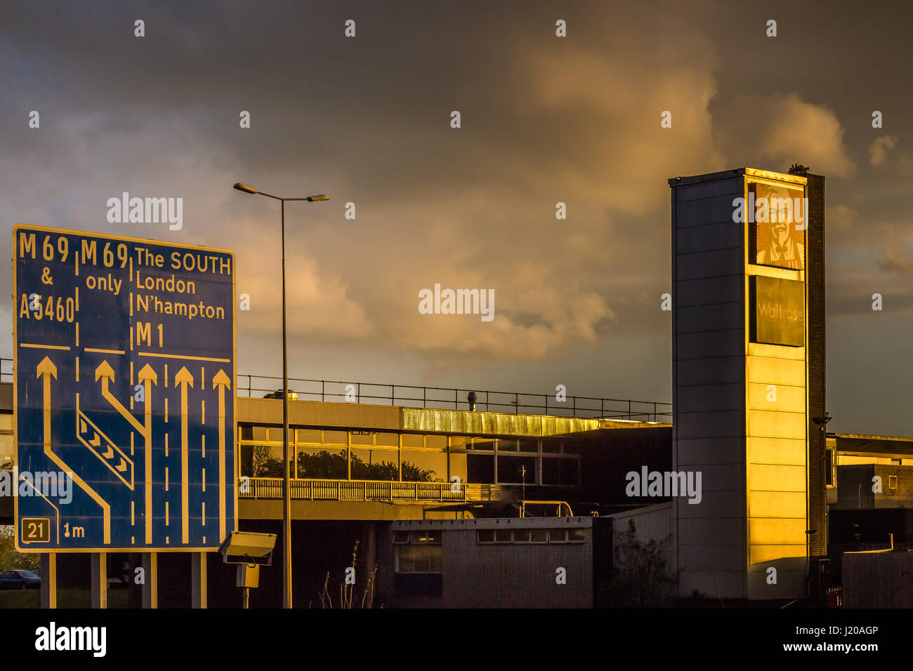 M1 south road sign hi-res stock photography and images - Alamy
