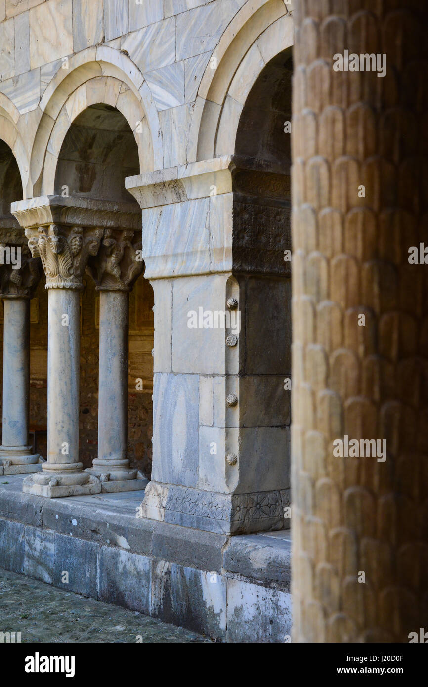 Archs and columns hi-res stock photography and images - Alamy
