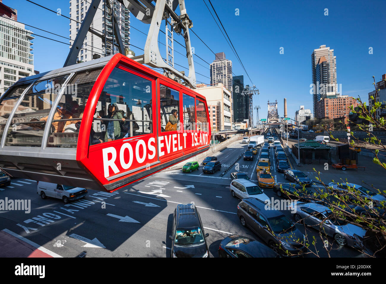 Roosevelt Island tramvay in E 59th St & 2nd Avenue.Aerial tramway in ...