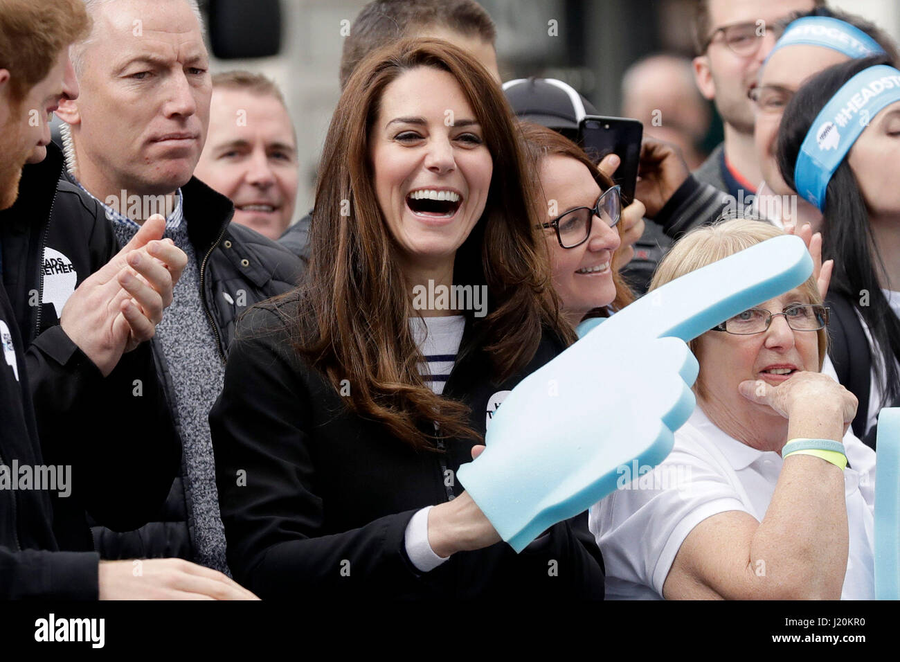 Cheering marathon runners hi-res stock photography and images - Alamy