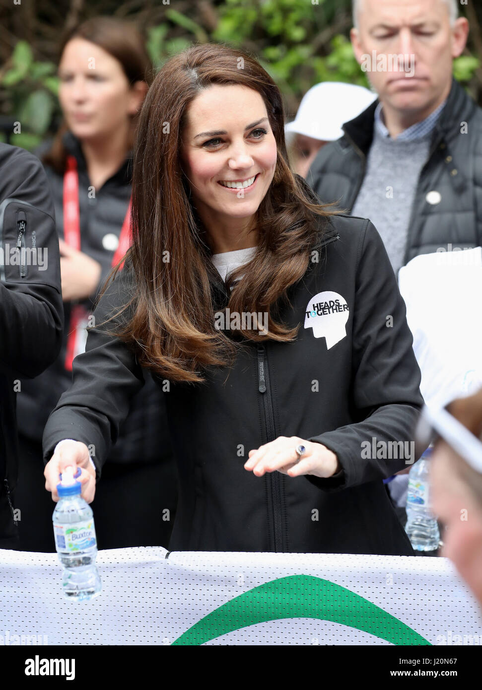 Duchess cambridge hands out water hi-res stock photography and images ...