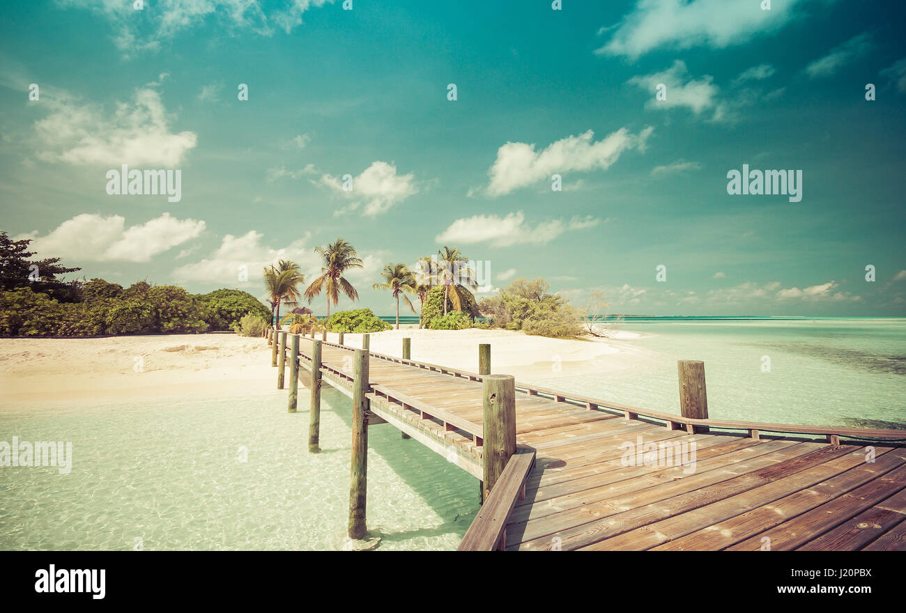 Jetty to a island on the maldives Stock Photo - Alamy