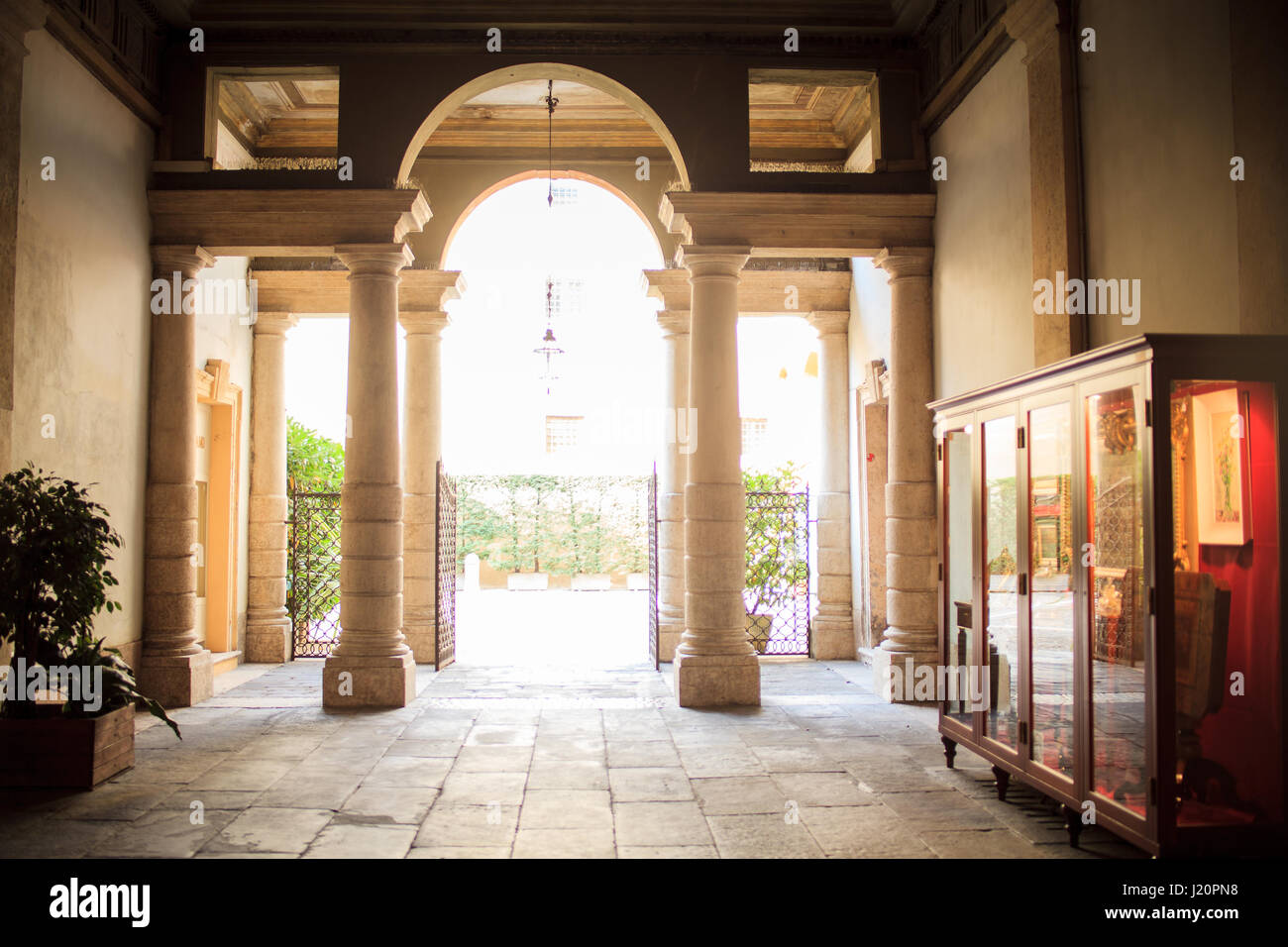 Classic arch hi-res stock photography and images - Alamy