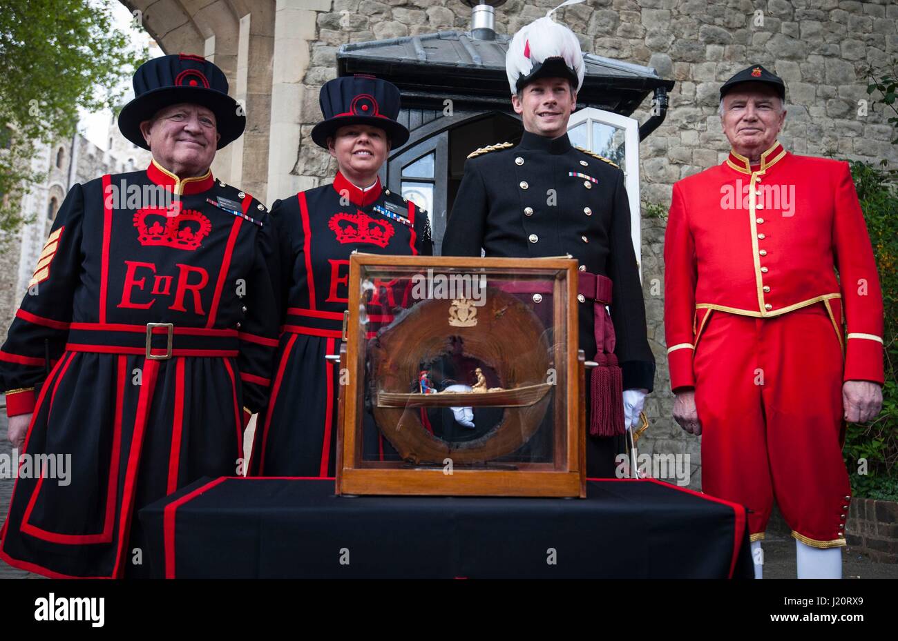 Queens yeomen warders hi-res stock photography and images - Alamy