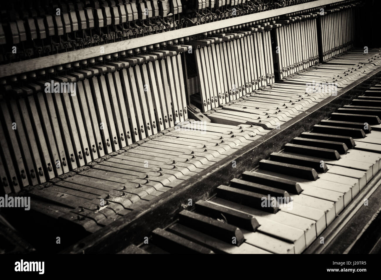 Broken piano keyboard hi-res stock photography and images - Alamy
