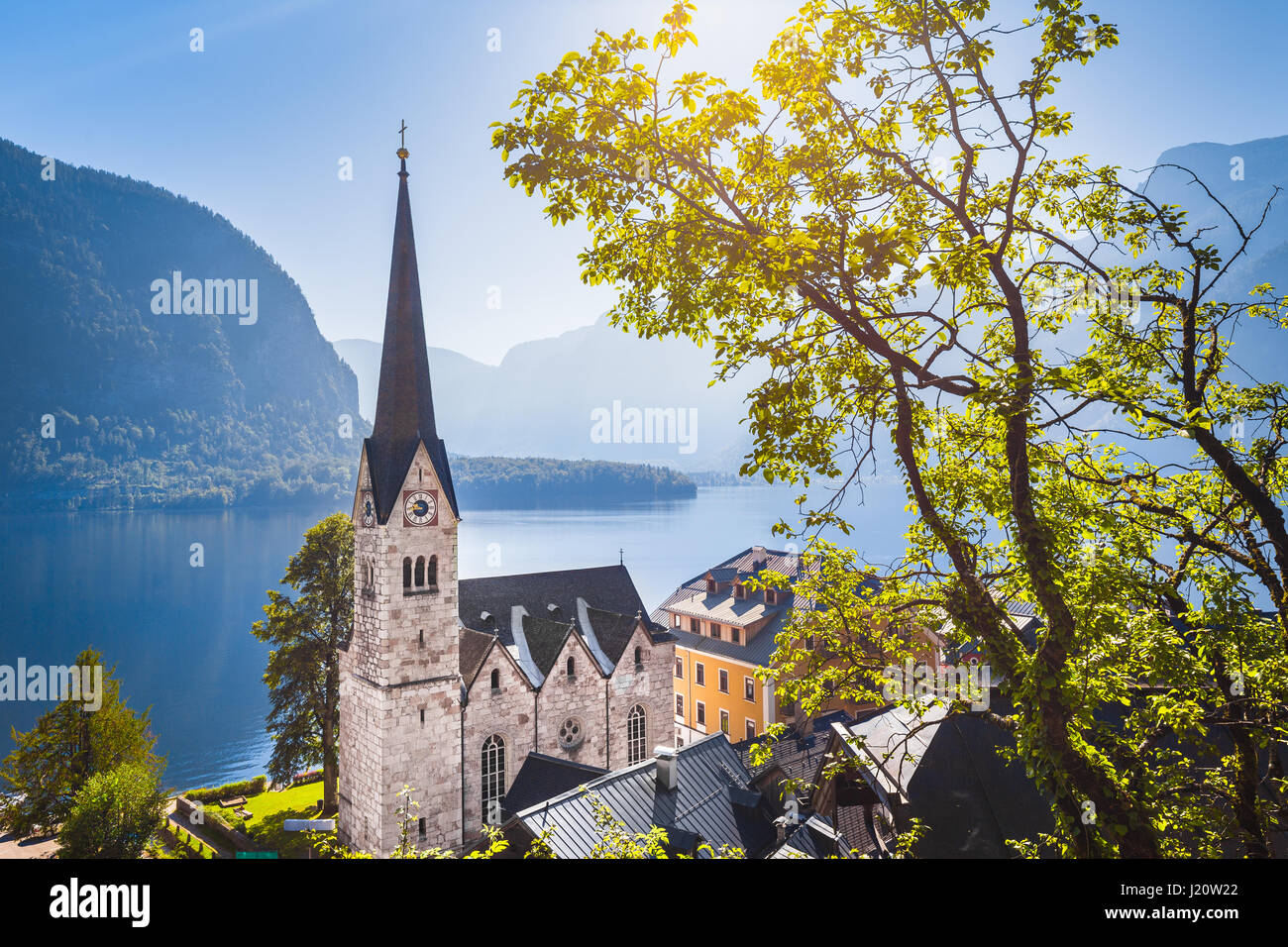 Classic postcard view of famous Hallstatt lakeside town in the Alps ...