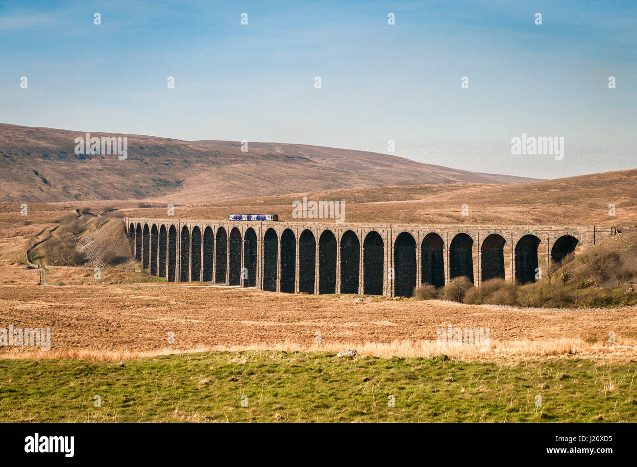 Ribblehead viaduct in sunshine hi-res stock photography and images - Alamy