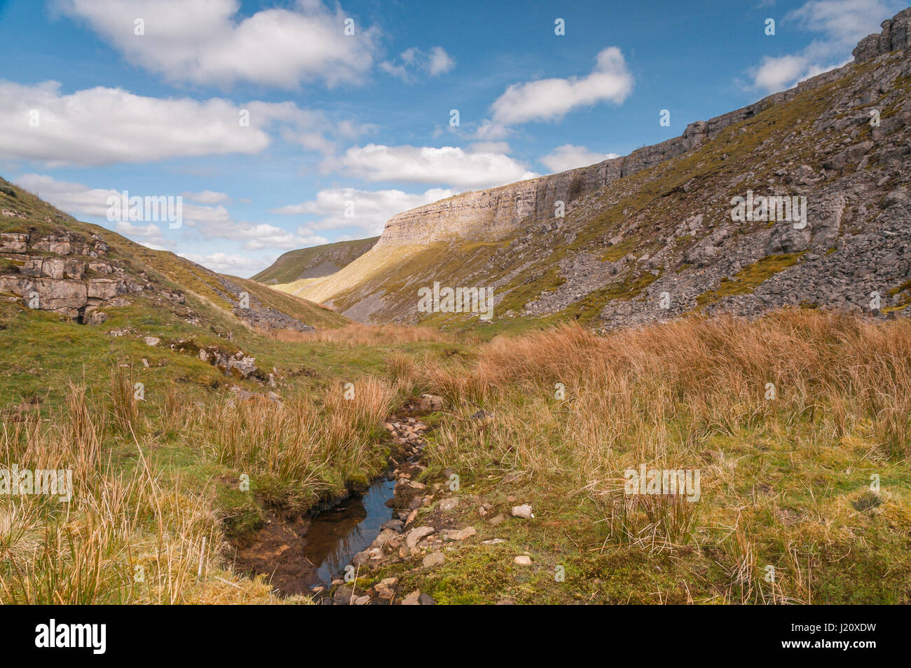 Oxnop Scar, a limestone scar in Swaledale in the Yorkshire Dales ...