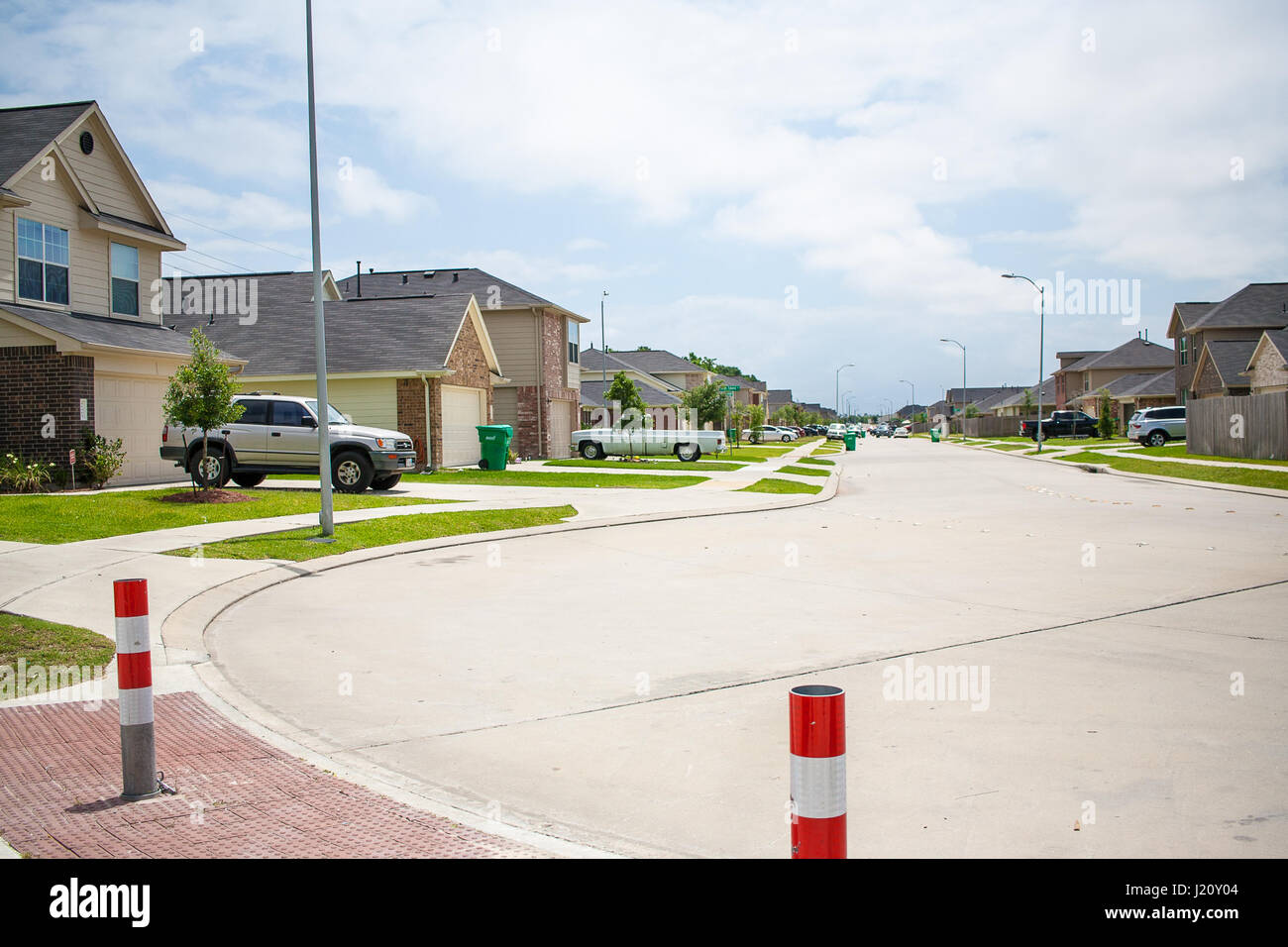 A street of typical suburban homes Stock Photo - Alamy