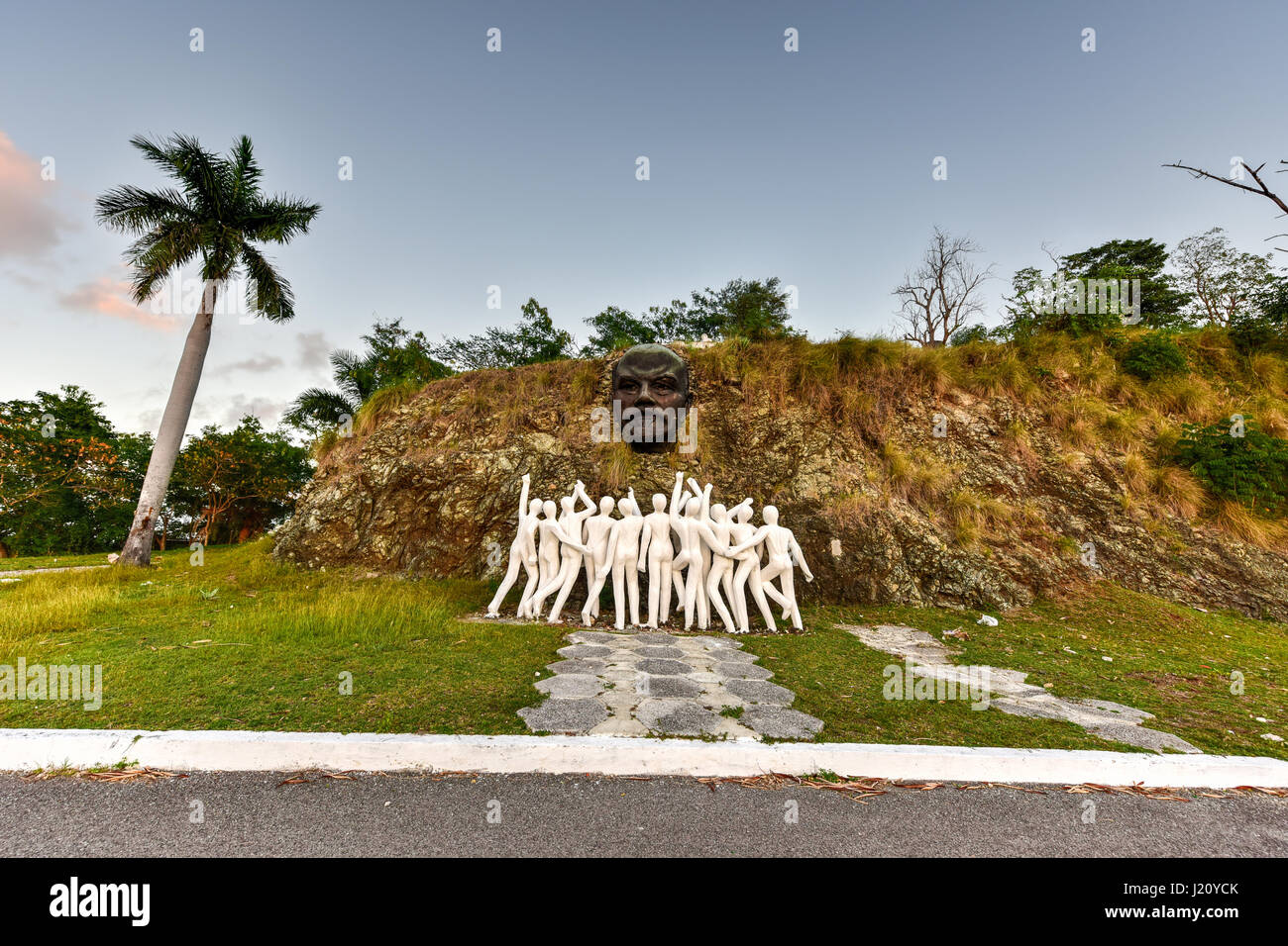 Colina Lenin - a bronze sculpture of Lenin from 1984 in Regla, Havana ...