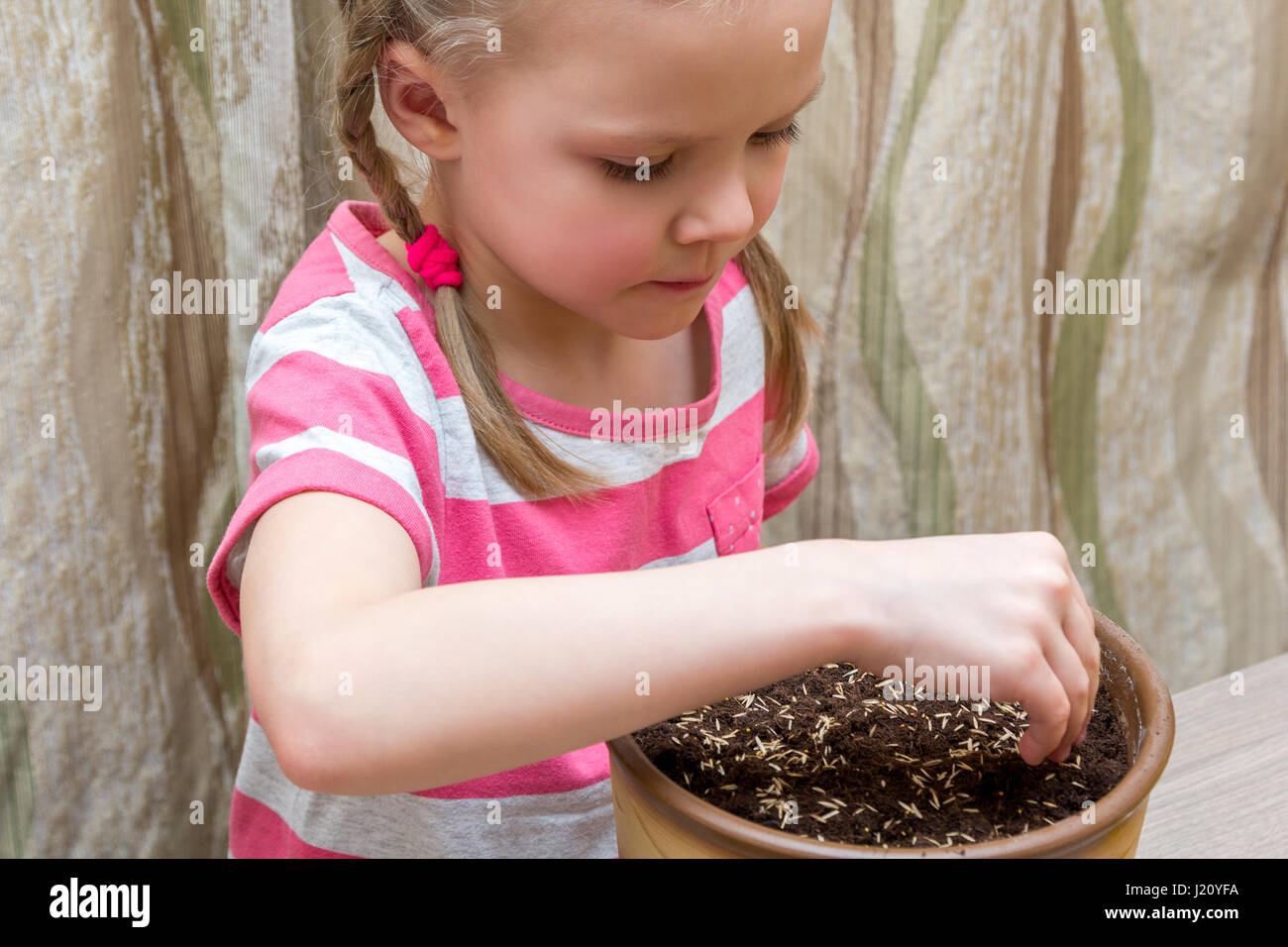 Girl planting a tree hi-res stock photography and images - Alamy