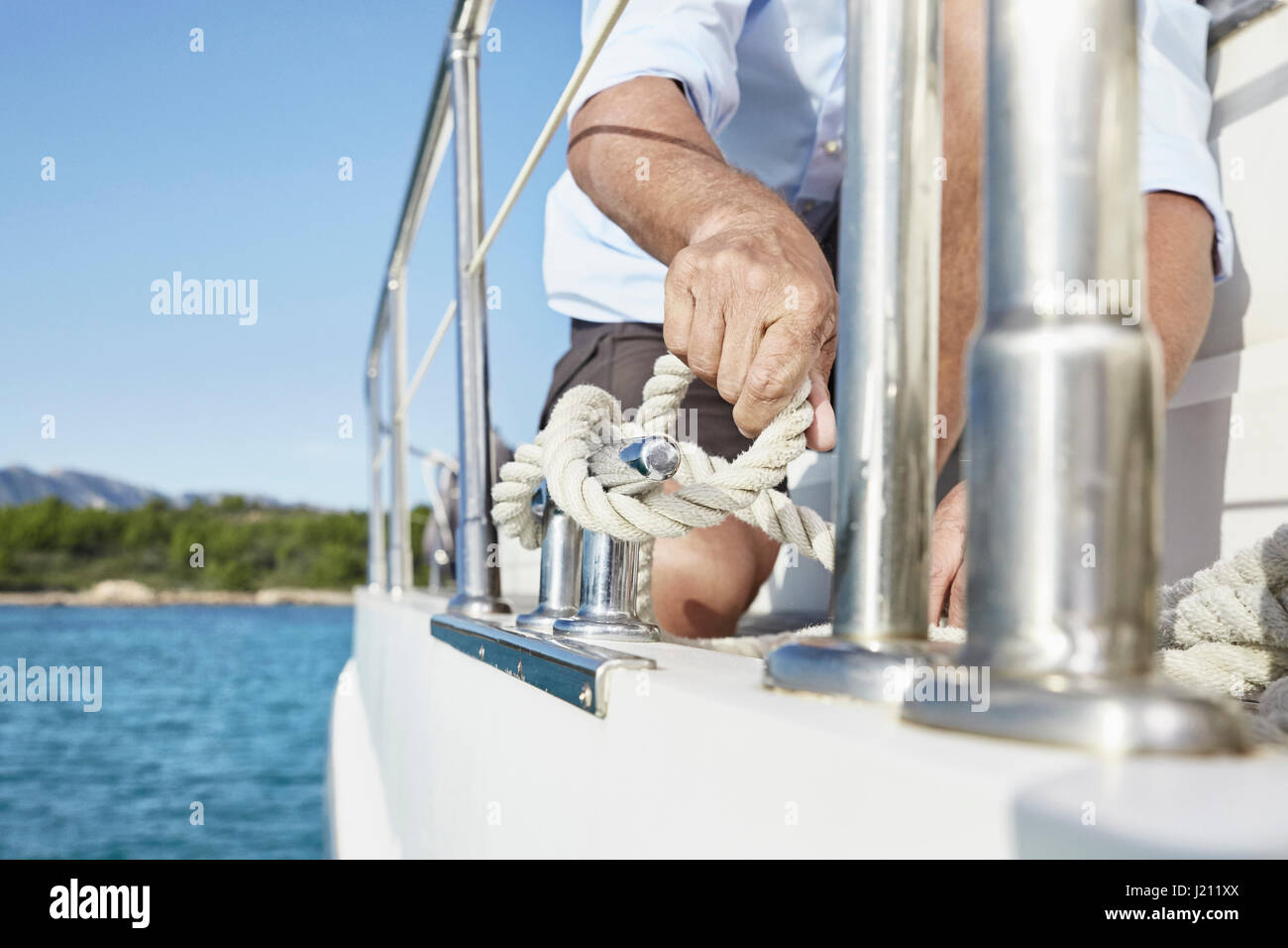Man motor yacht tying knot hi-res stock photography and images - Alamy