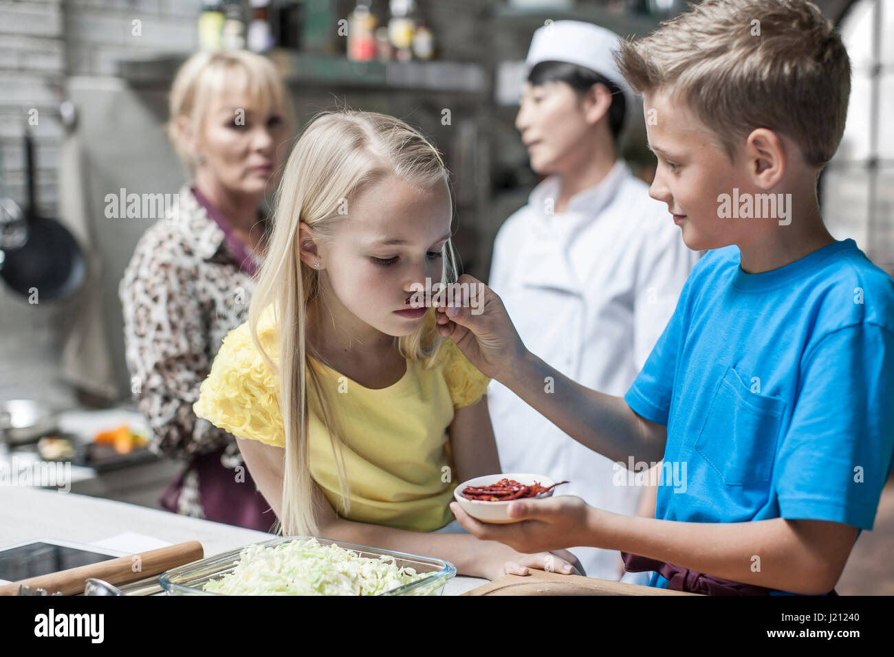 Group children cooking class hi-res stock photography and images - Alamy