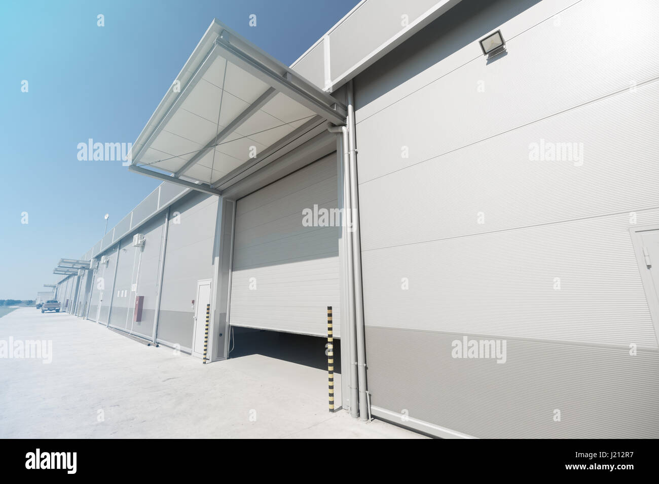 New warehouse exterior hi-res stock photography and images - Alamy